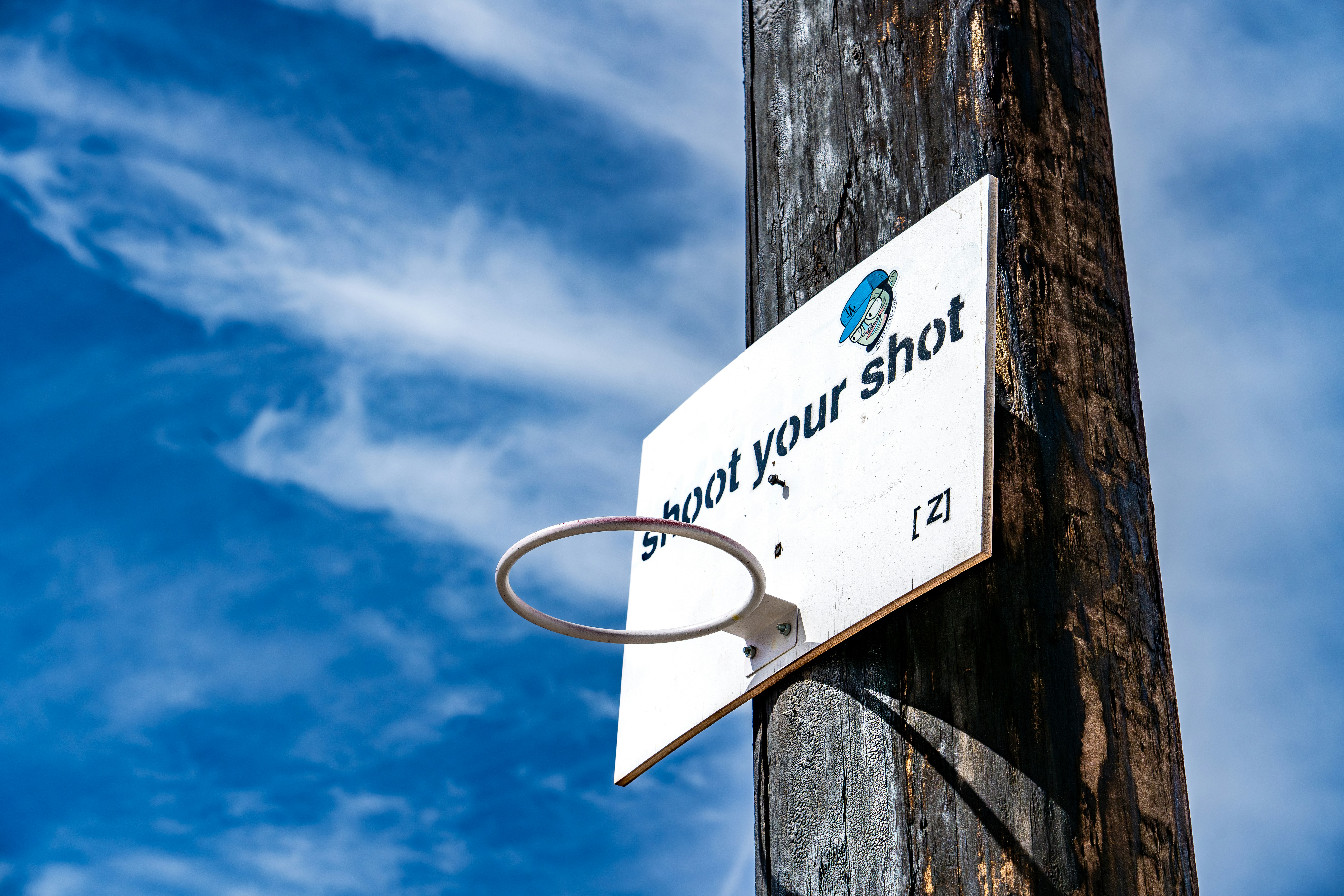 Foto Un poste de madera con un letrero – Imagen Aro gratis en Unsplash