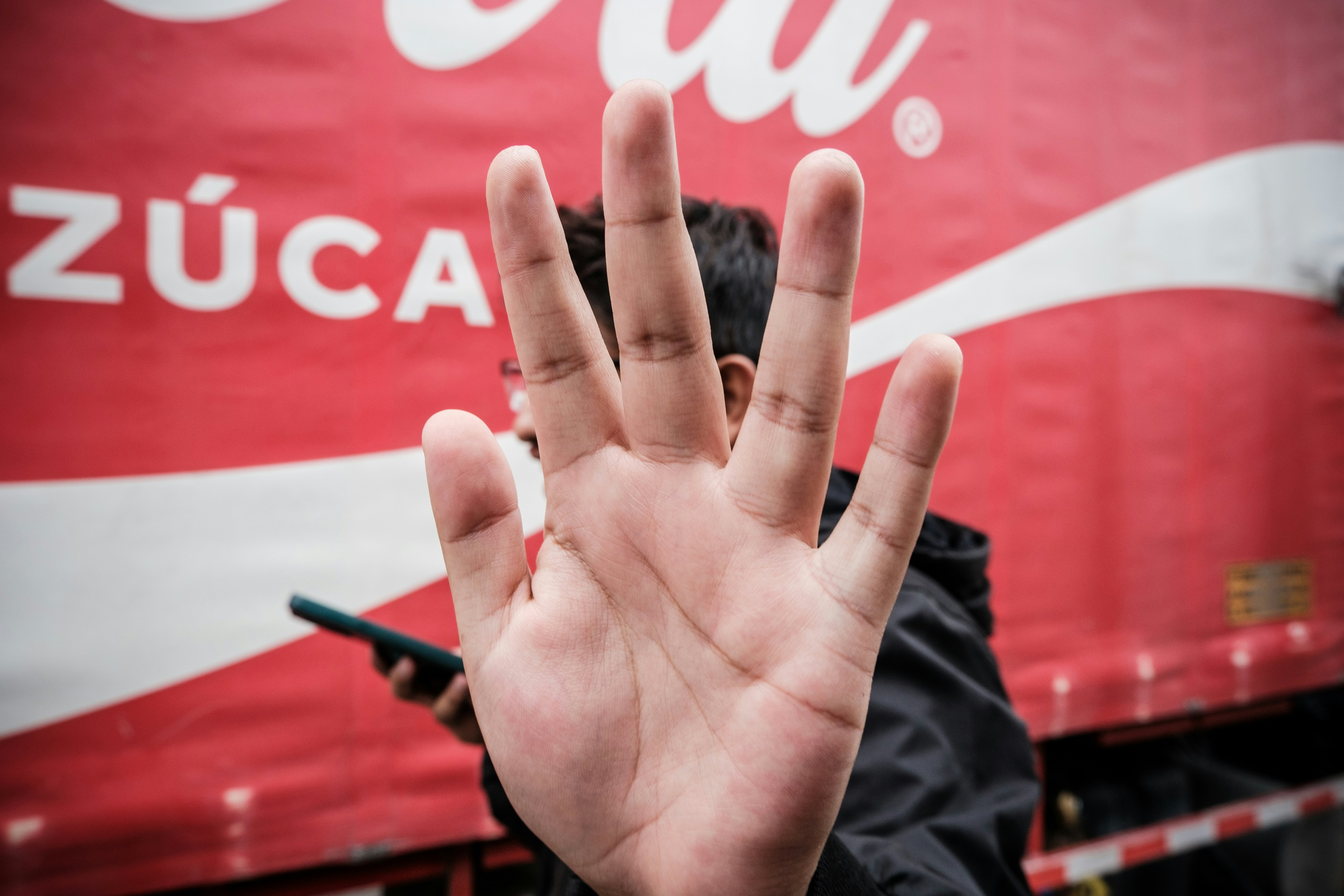 Une personne avec la main levée devant un camion de coca - cola photo ...