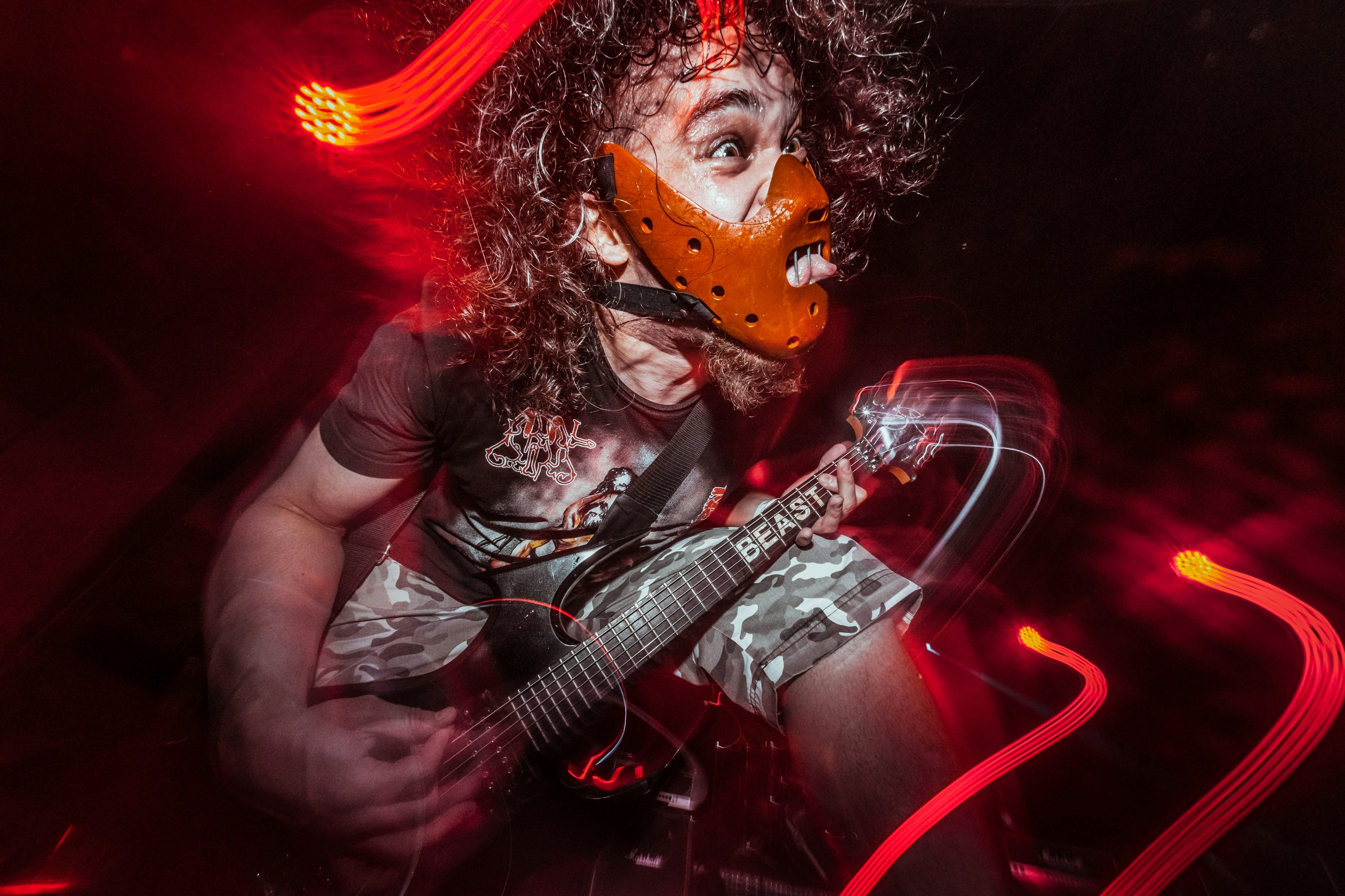 Ein Mann mit einer Maske, der Gitarre spielt Foto – Kostenloses Bild ... Ein Mann mit einer Maske, der Gitarre spielt Foto – Kostenloses Bild ...