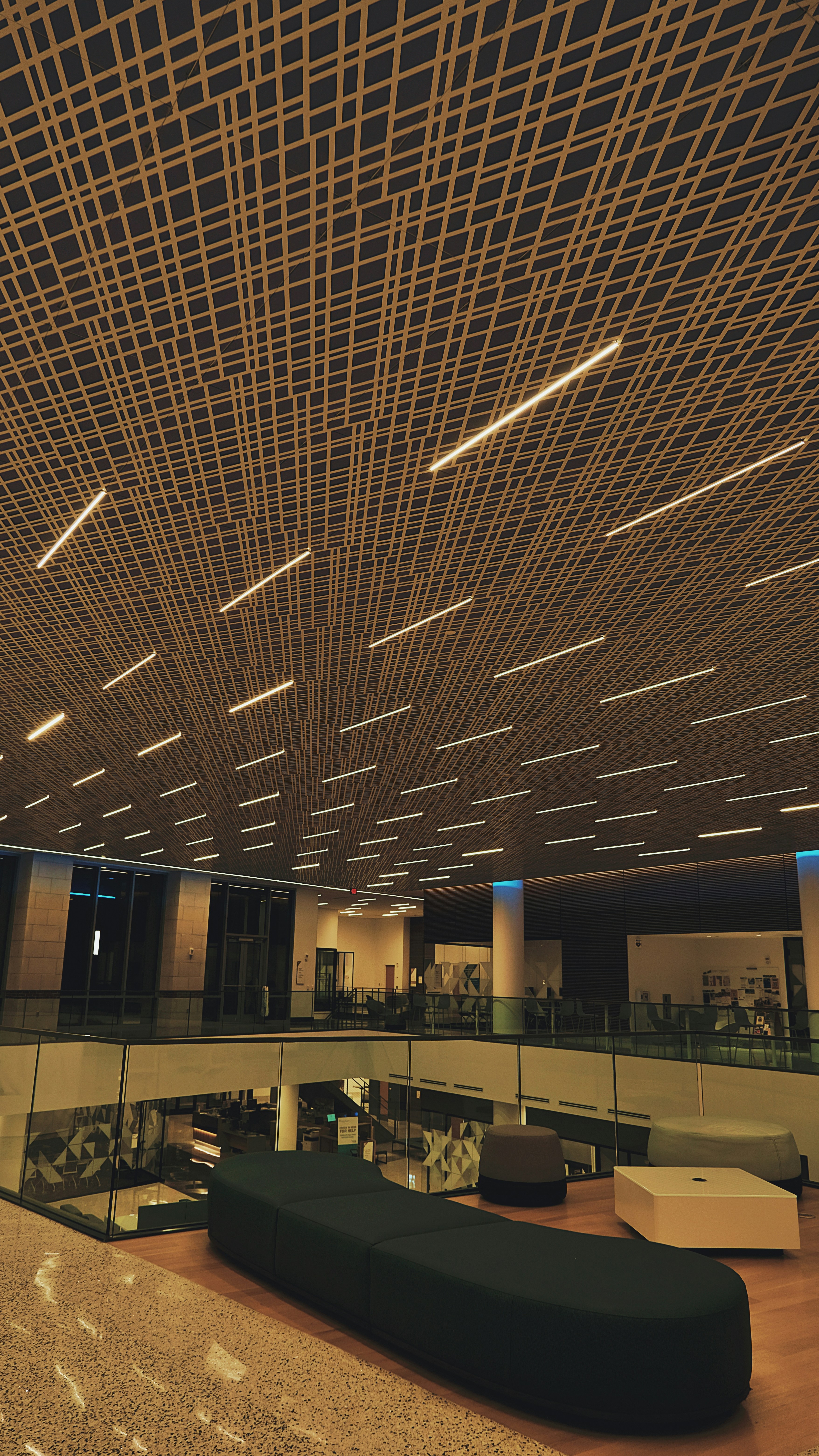 Foto Una gran sala abierta con un sofá y mesas – Imagen Colegio ...