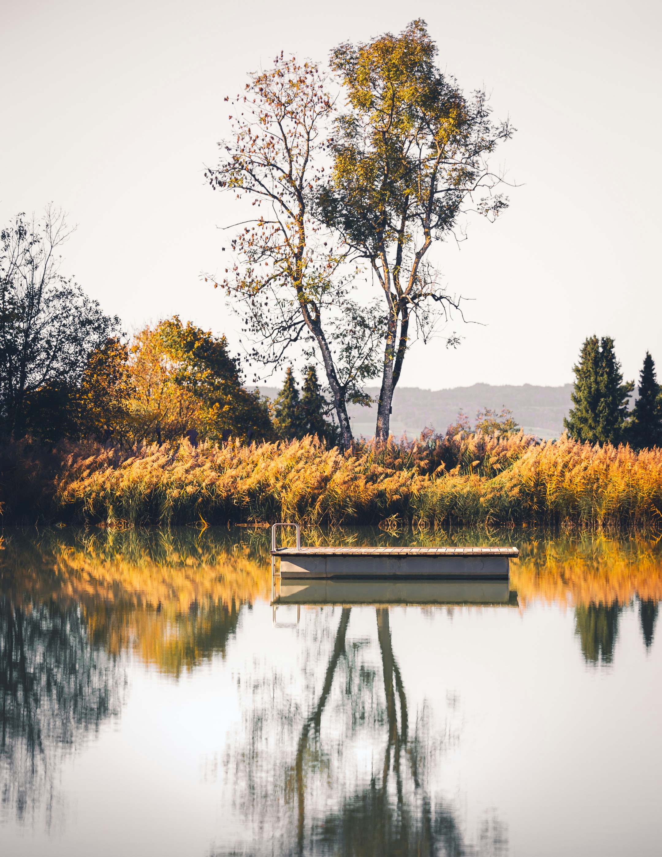 A small boat sitting on top of a lake photo – Free Hedingen Image on ...