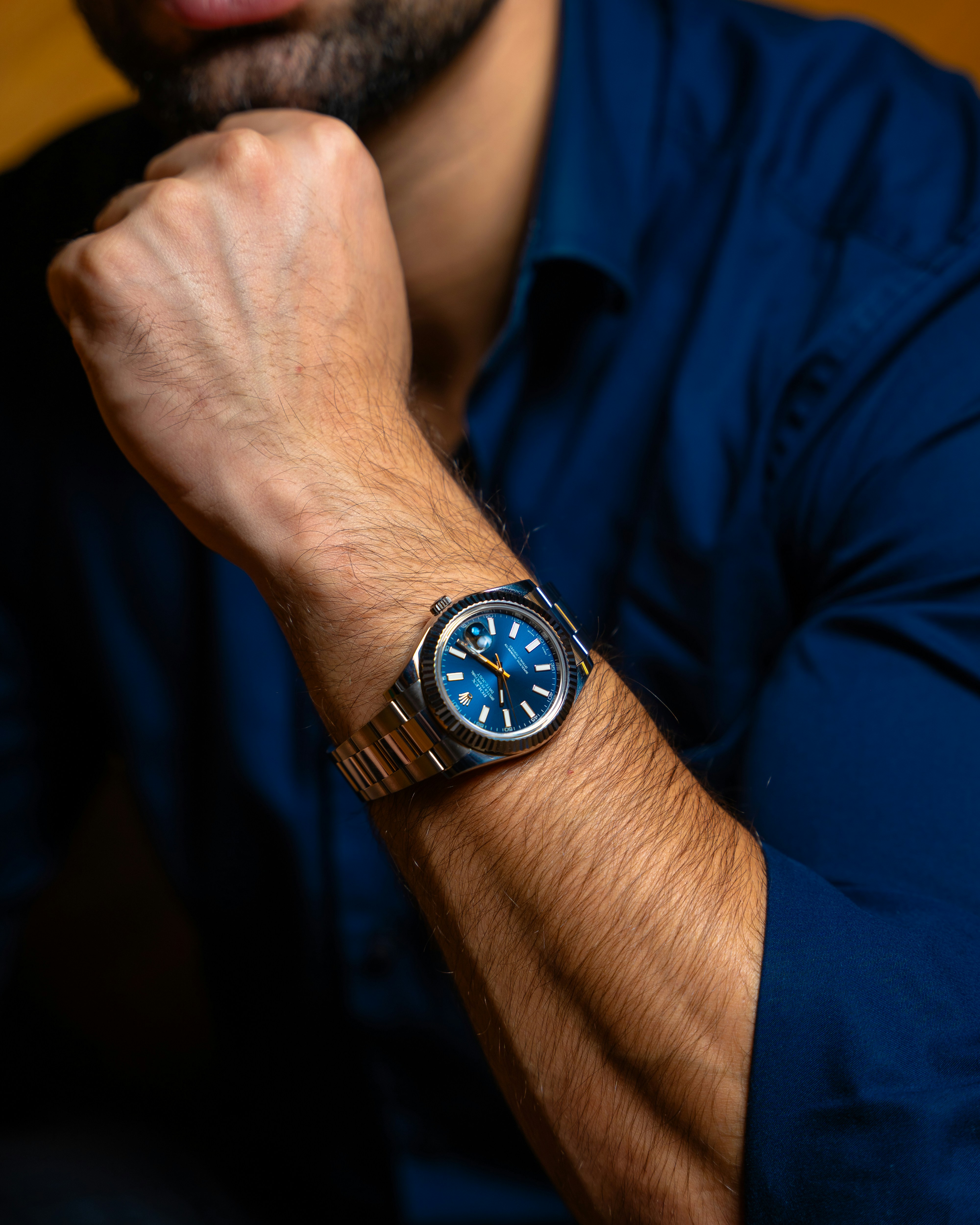 A man with a watch on his wrist photo – Free Baku Image on Unsplash