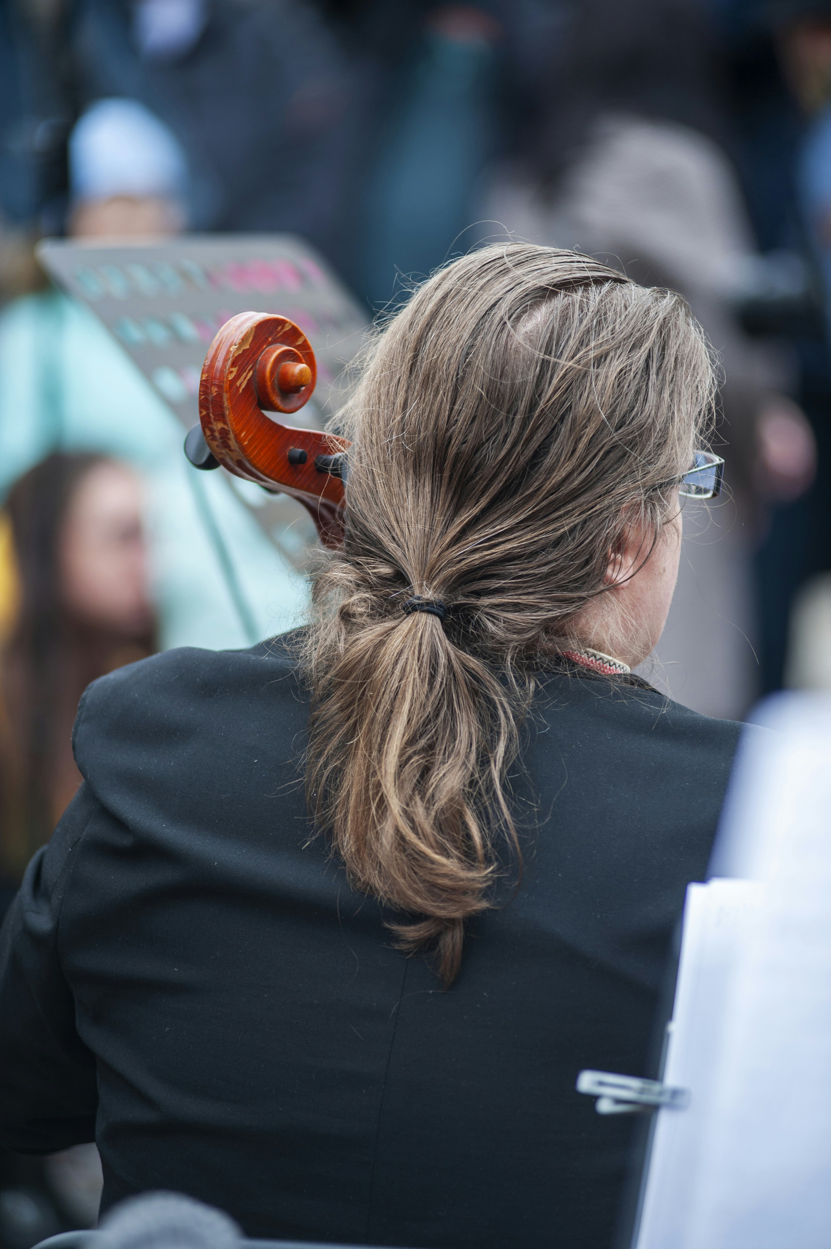 Backstage String: A Cellist’s Quiet Portrait from Behind
