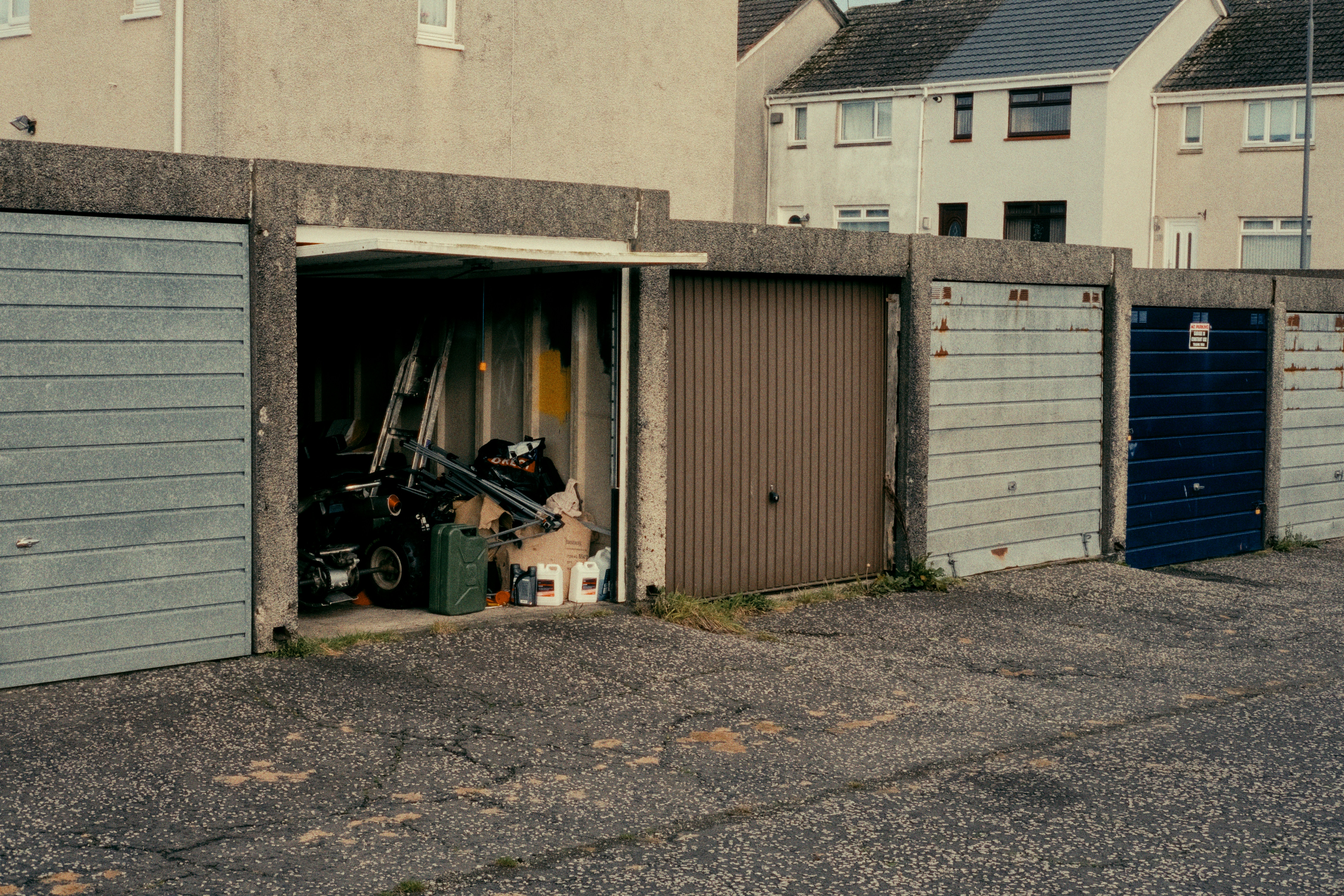 Quelques garages qui sont l’un à côté de l’autre photo – Photo Garage ...