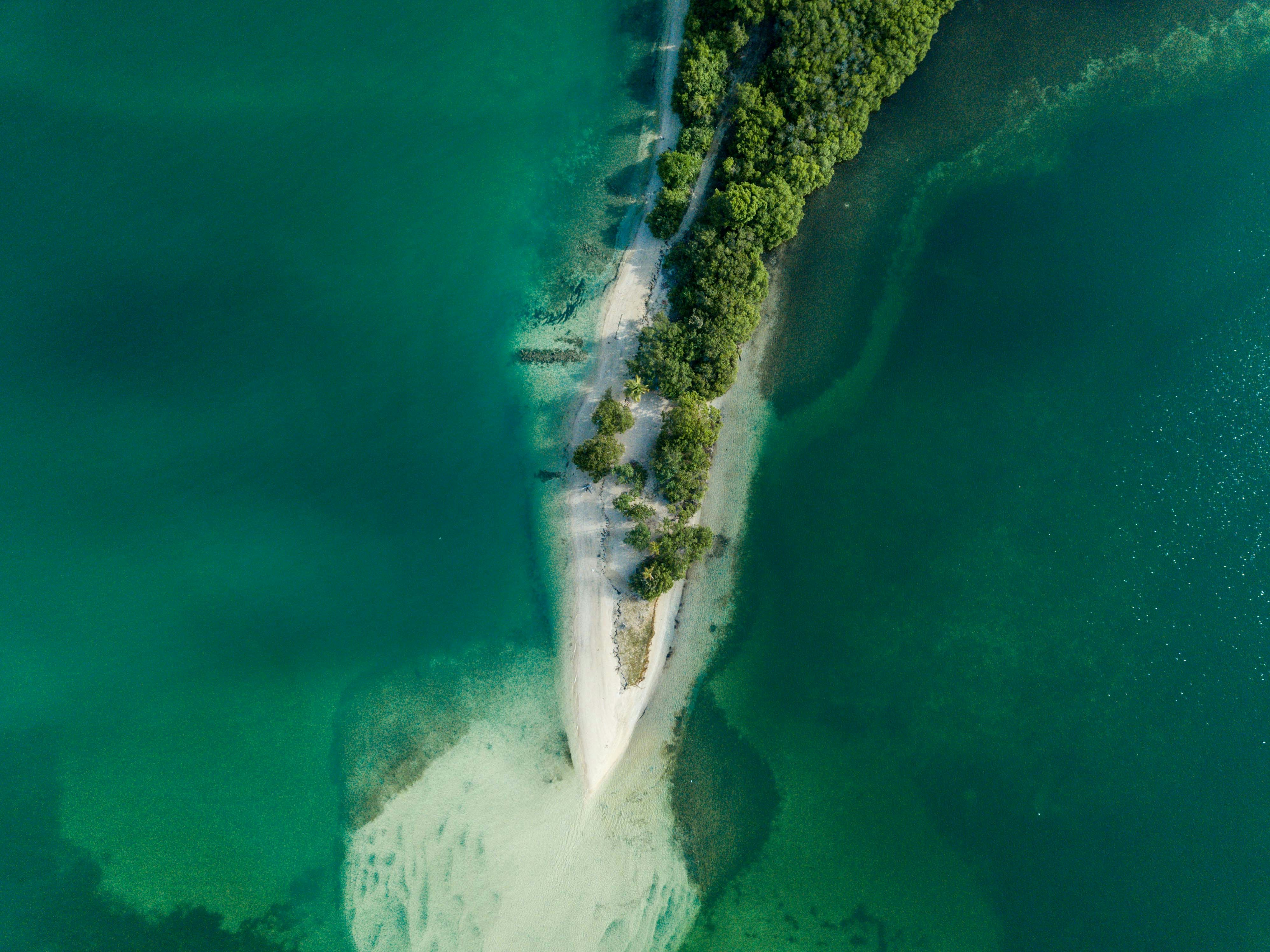 An aerial view of an island in the middle of the ocean photo – Free ...