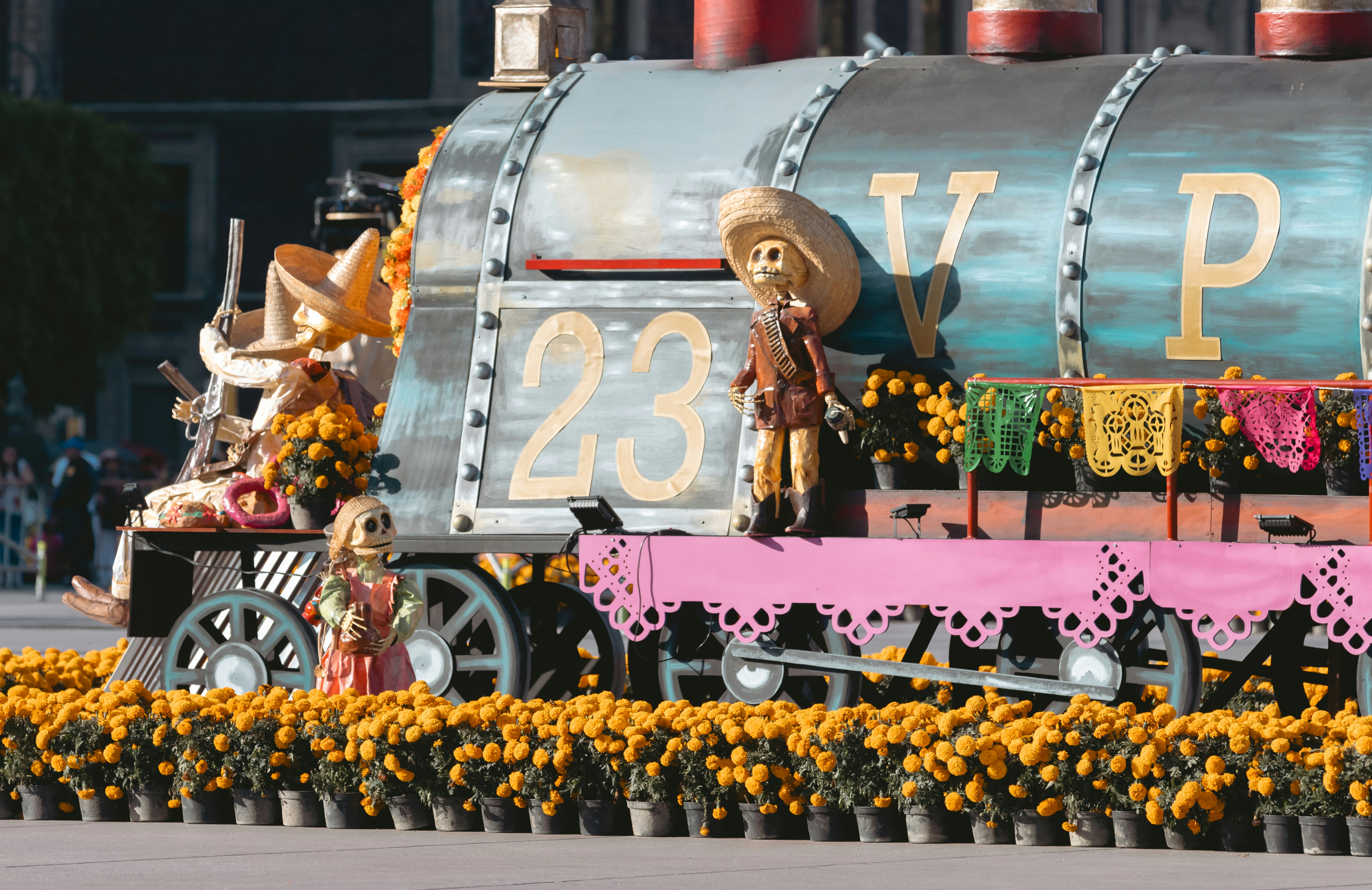 A train decorated with fake flowers and decorations photo – Free Cdmx ...