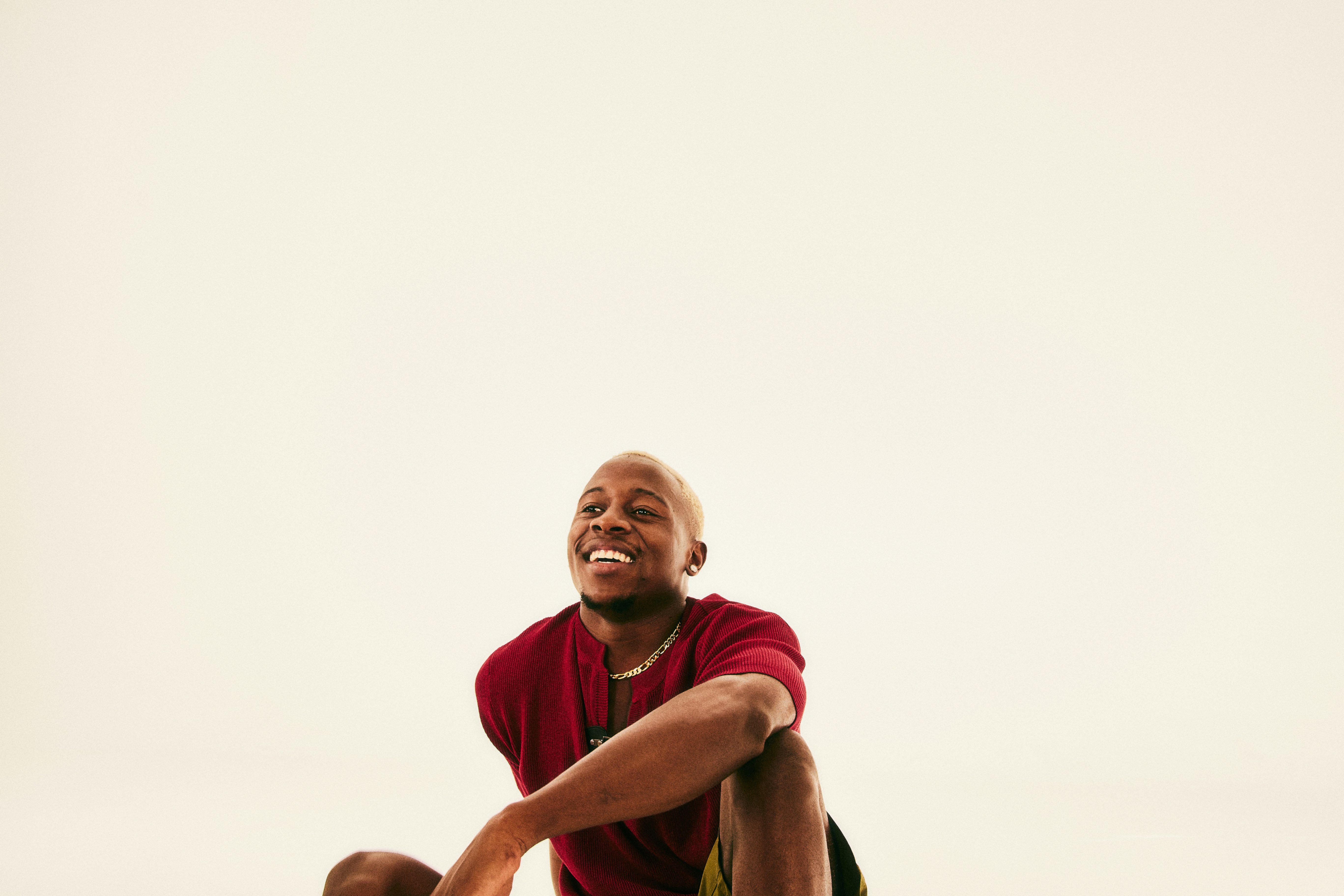 A man sitting on the ground with a frisbee in his hand photo – Free ...