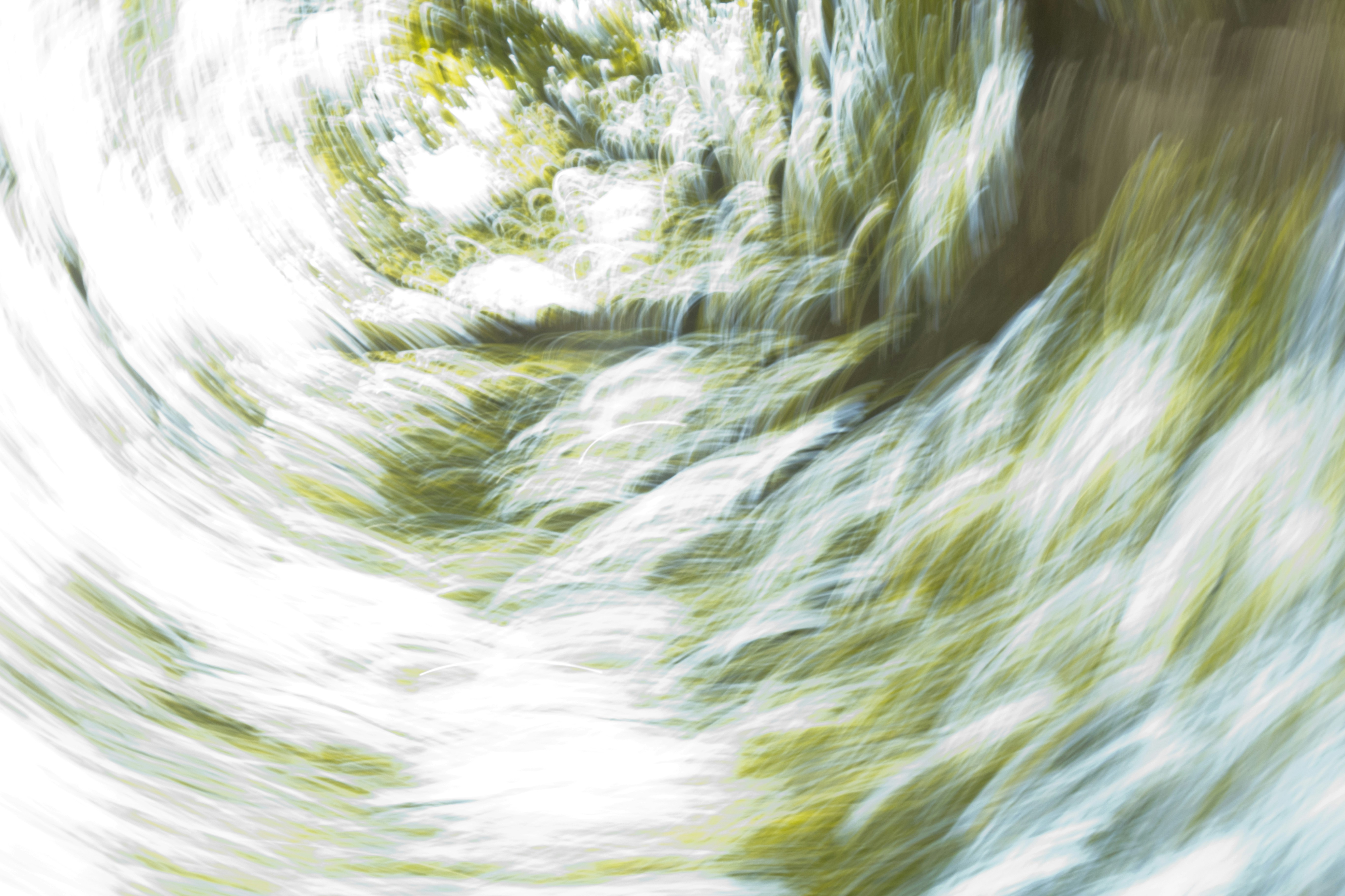 A blurry photo of a stream of water photo – Free London Image on Unsplash