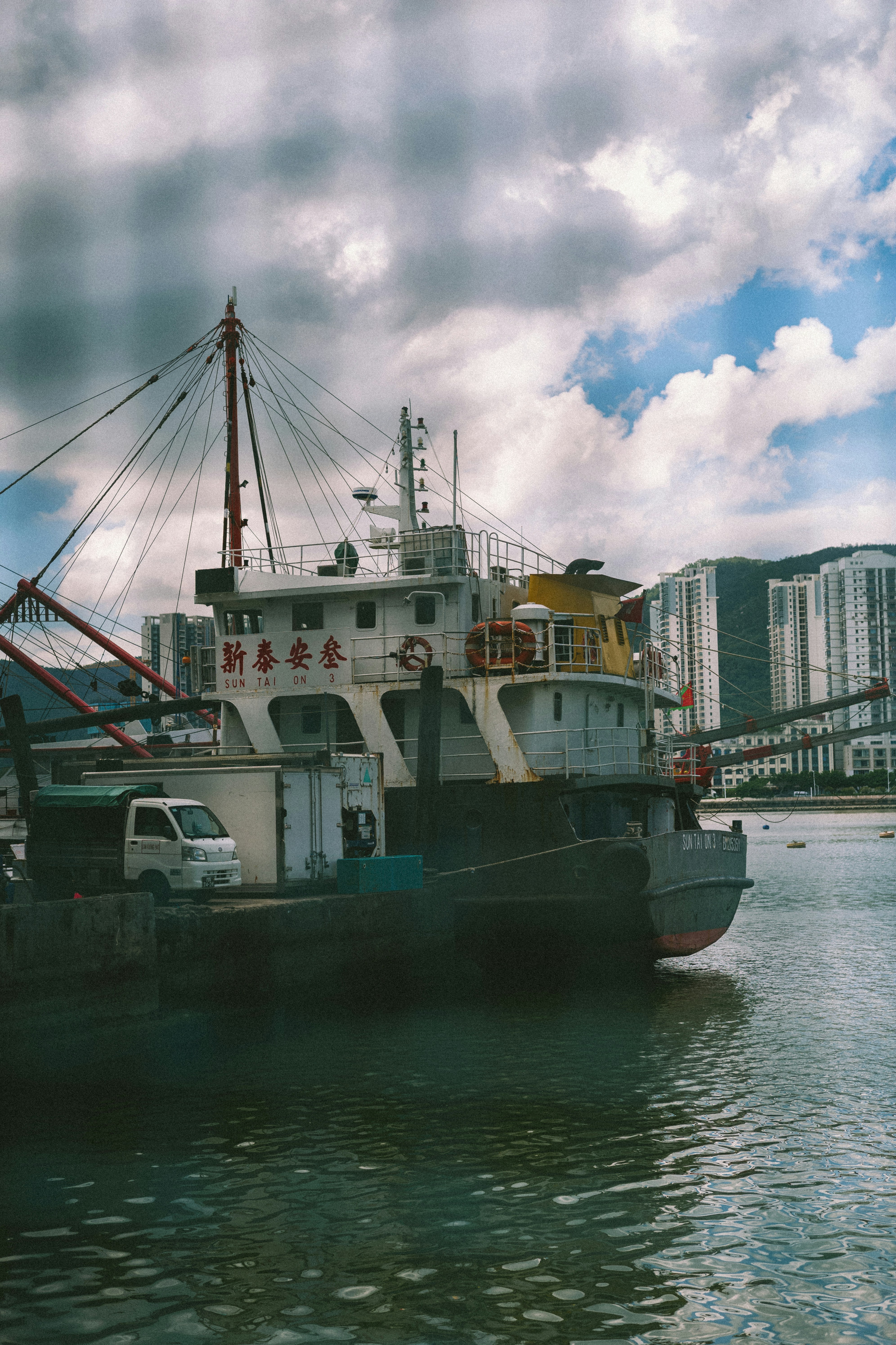 A large boat floating on top of a body of water photo – Free Water ...
