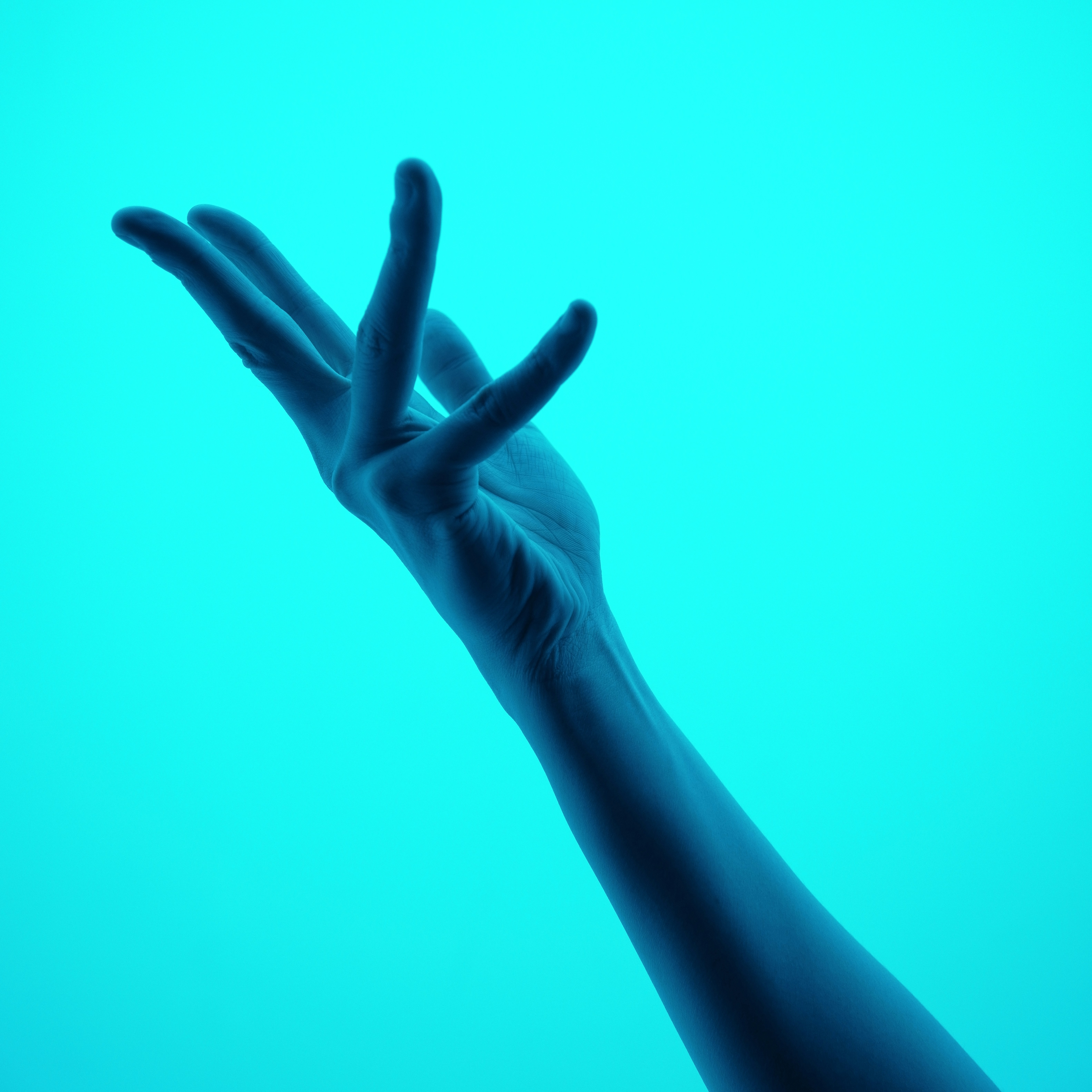 A person's hand making the v sign with their fingers photo – Free Blue ...