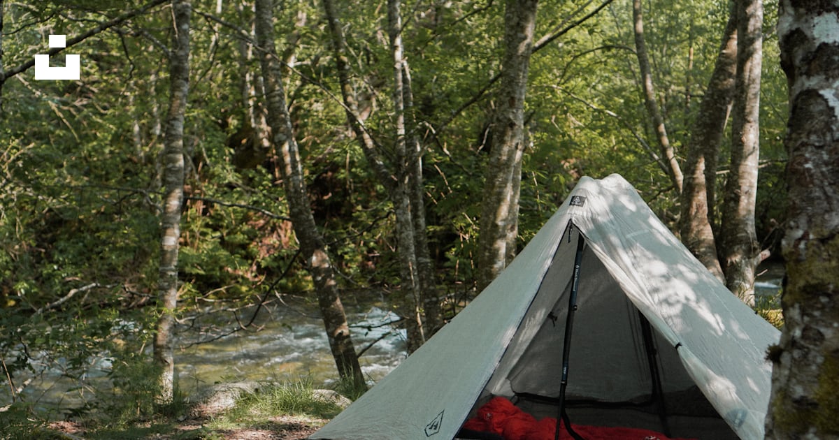 Une Tente Est Dressée Dans Les Bois Photo Image Gratuite De Tente Sur