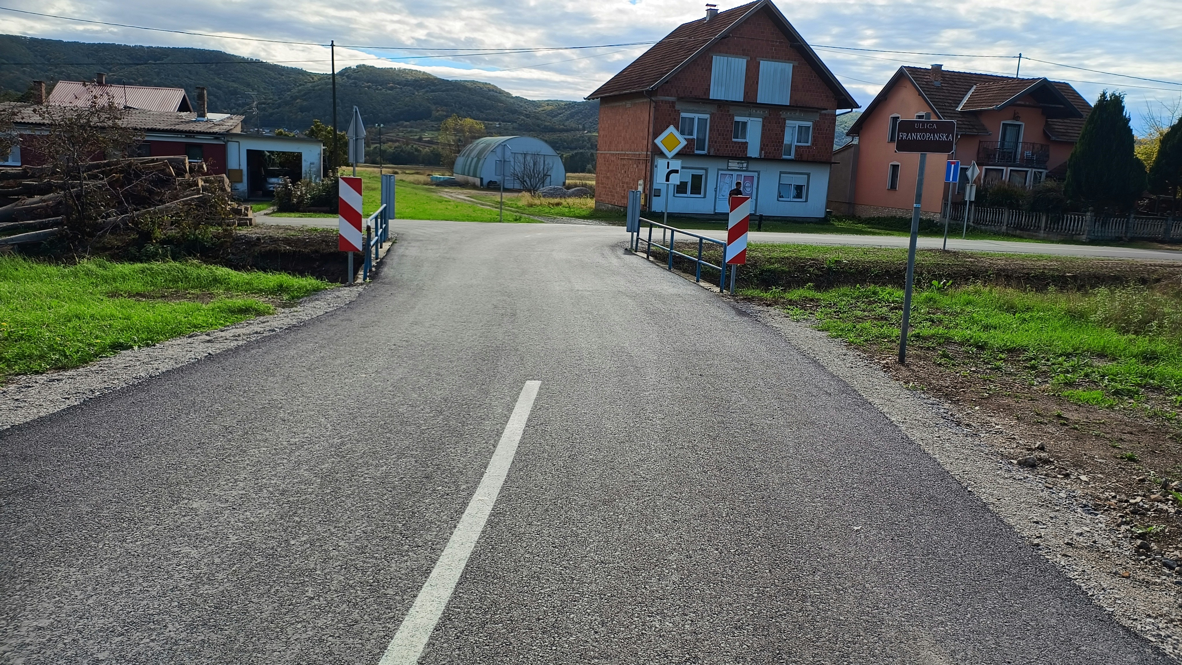 A road with a sign on the side of it photo – Free Road Image on Unsplash