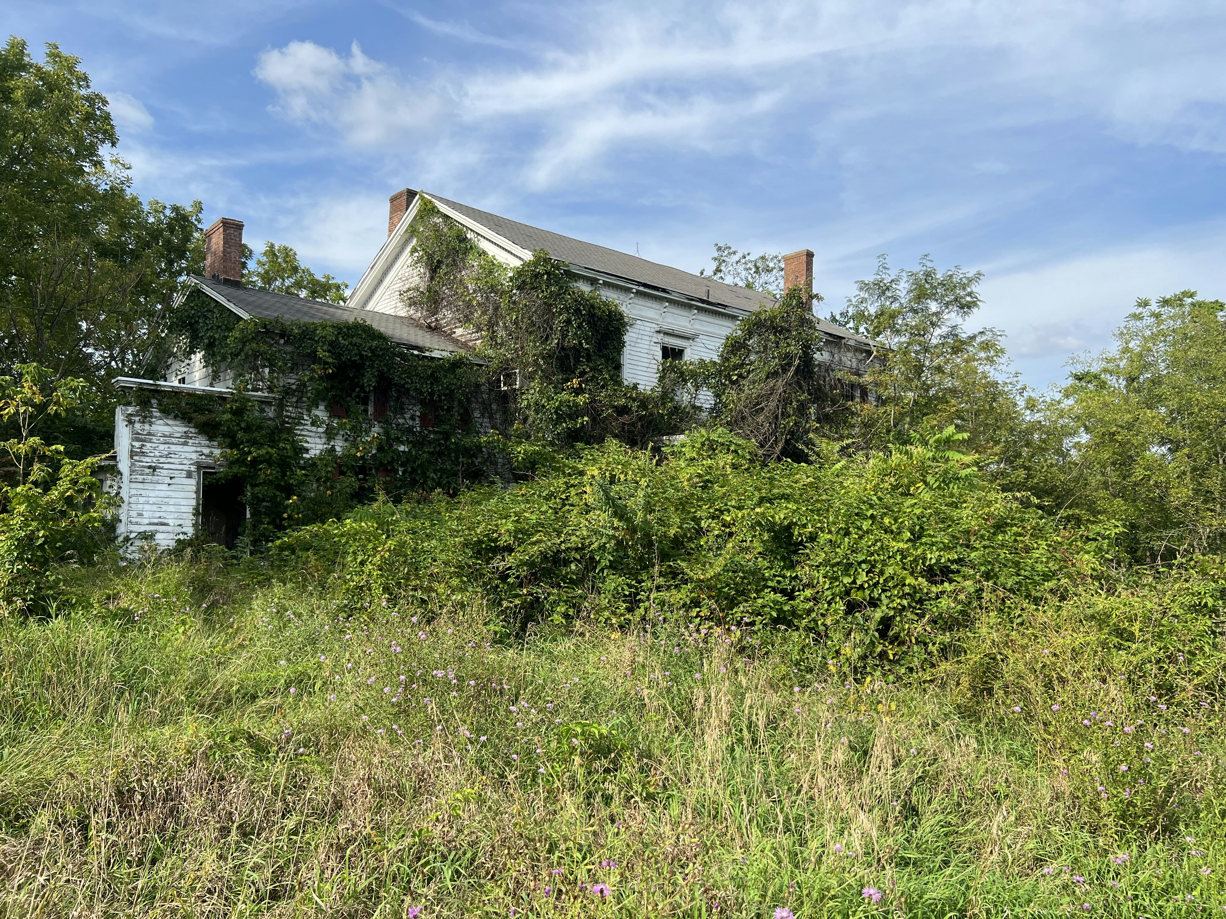 A run down house sitting in the middle of a field photo – Free Voorhees ...