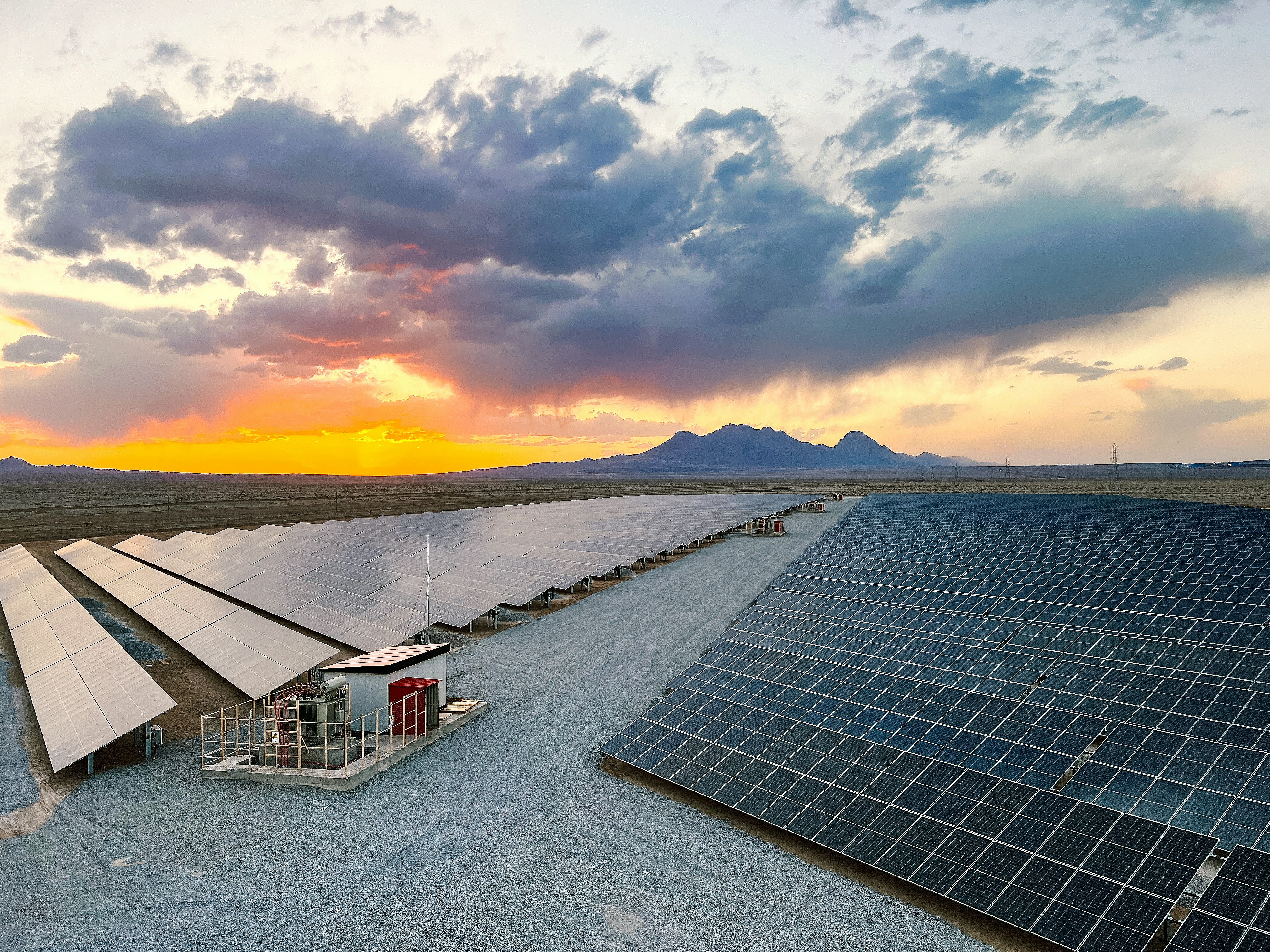 A large array of solar panels in a desert photo – Free 10mw solar power ...