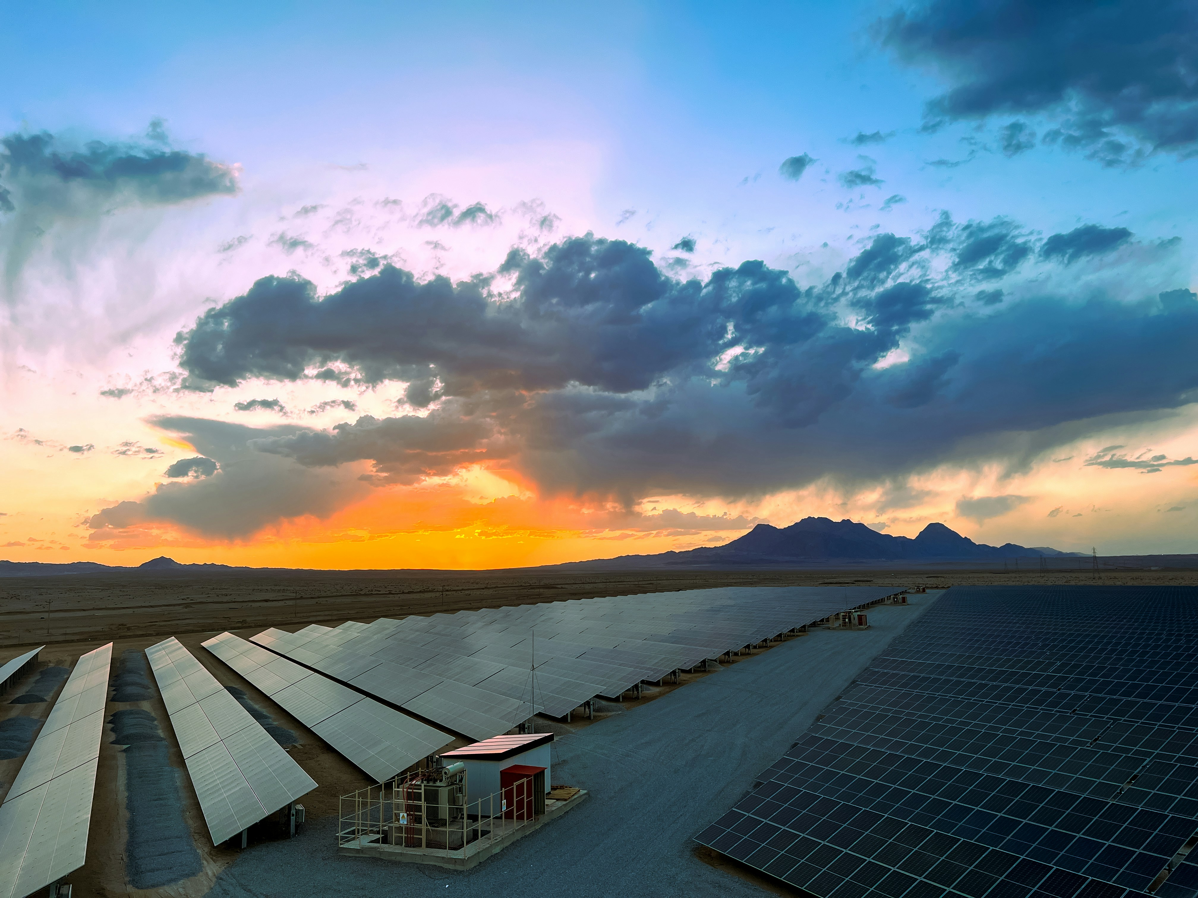 A large array of solar panels in a desert photo – Free Saghand Image on ...
