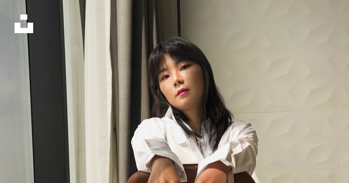 의자에 앉아 다리를 꼬고 있는 여성 사진 Unsplash의 무료 서울 이미지