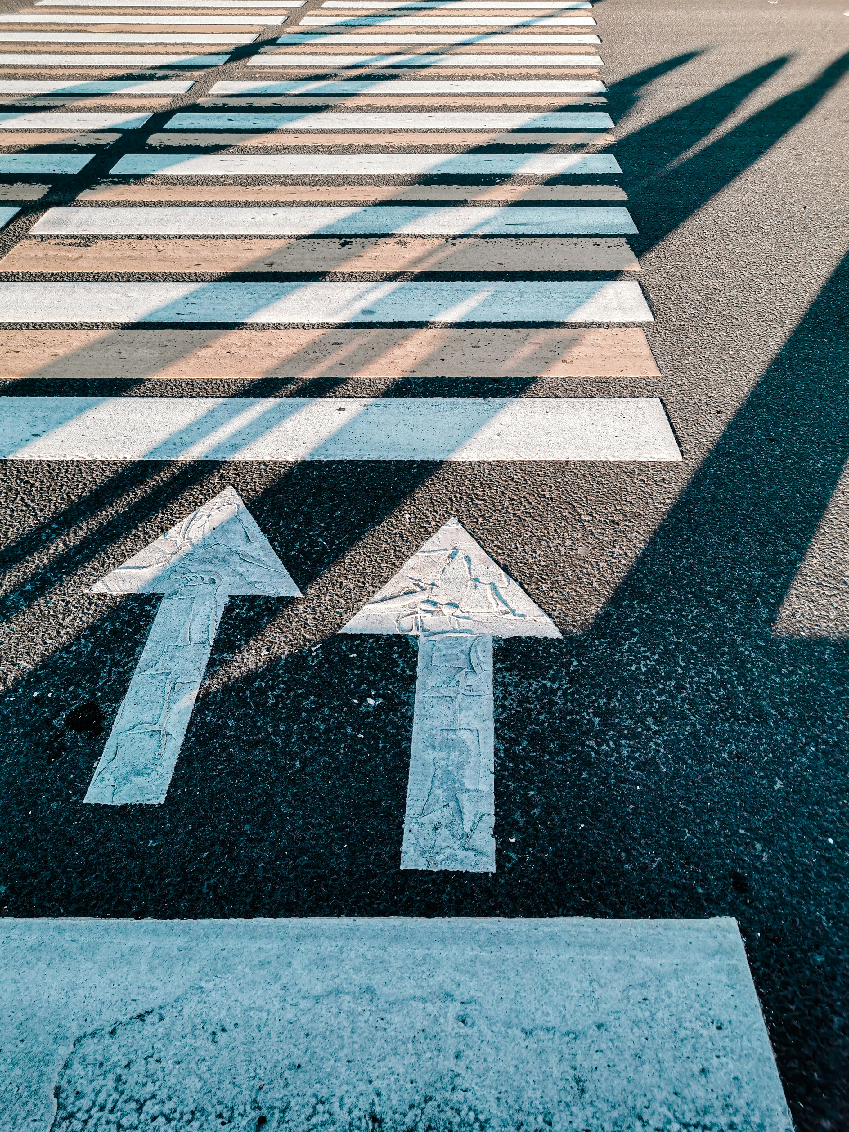 Une flèche peinte sur le sol d’un passage pour piétons photo – Photo ...