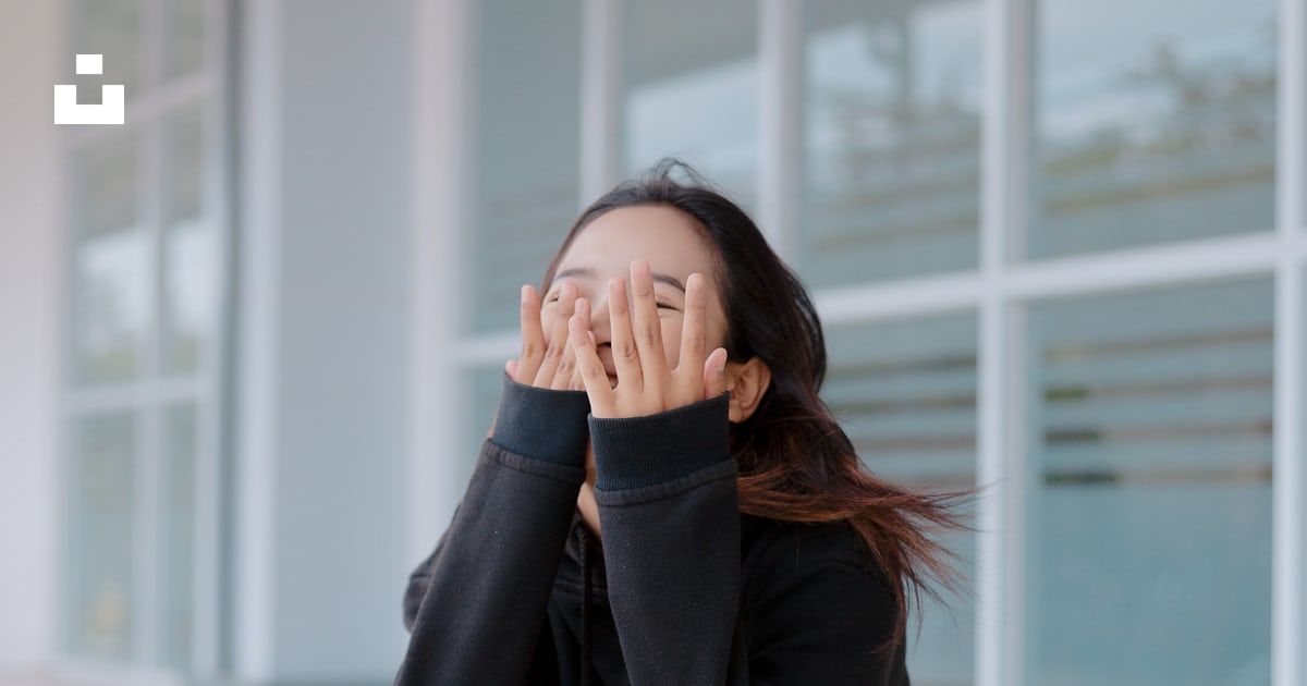 건물 앞에 무릎을 꿇고 있는 여성 사진 Unsplash의 무료 머리 이미지