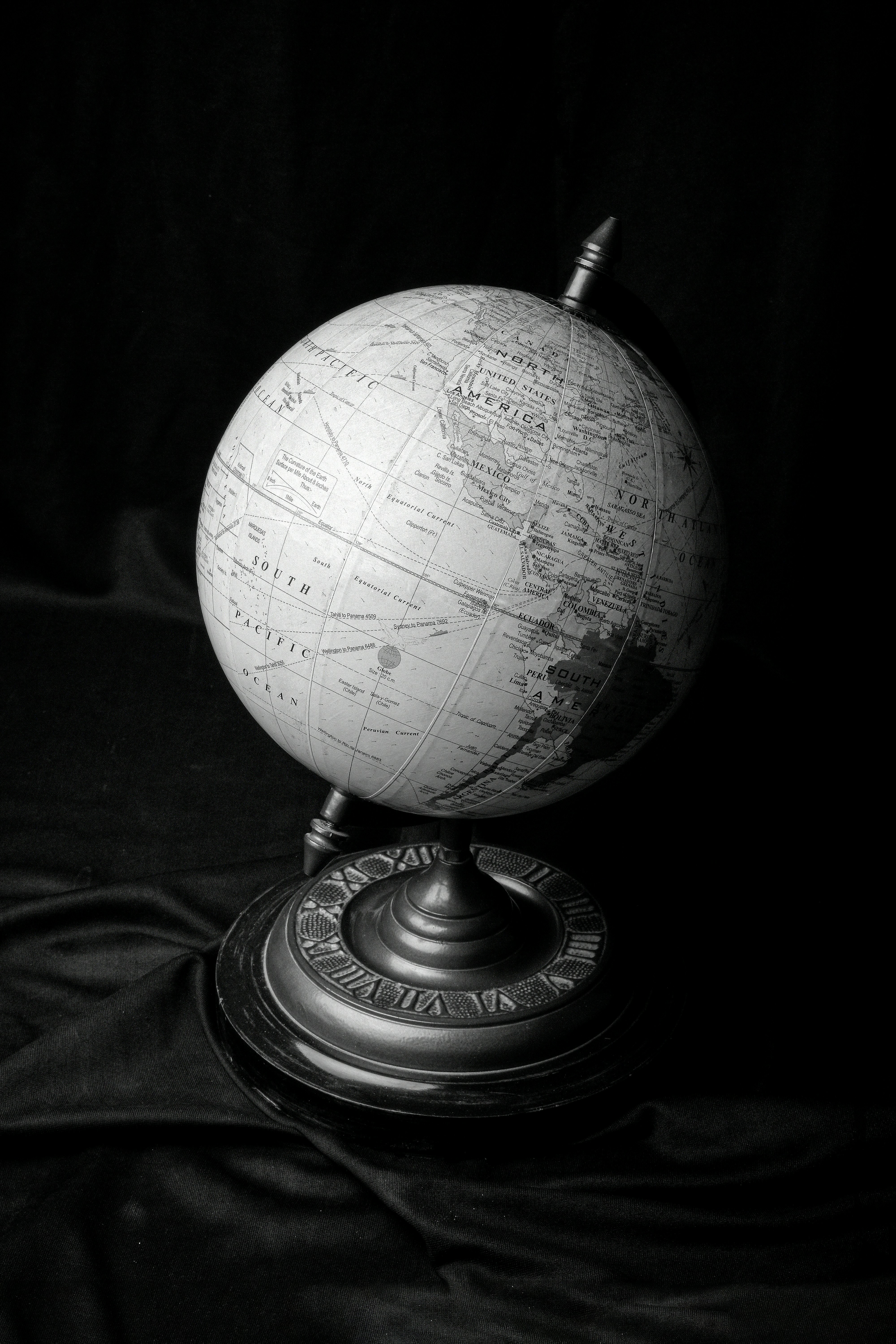 Une photo en noir et blanc d’un globe terrestre sur un support photo ...