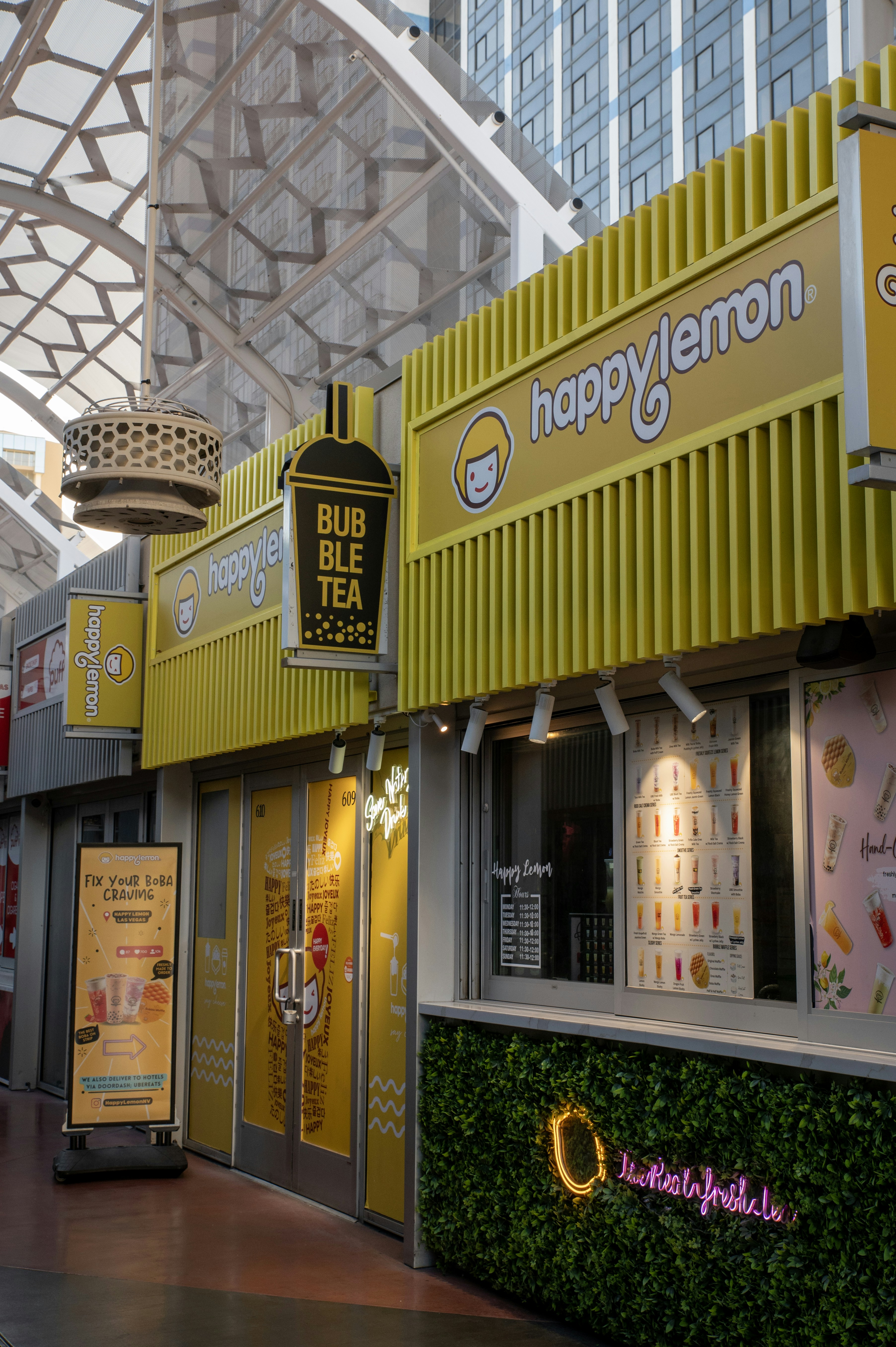 Un bâtiment avec un panneau qui dit Happy Lemon photo – Photo Imeuble ...