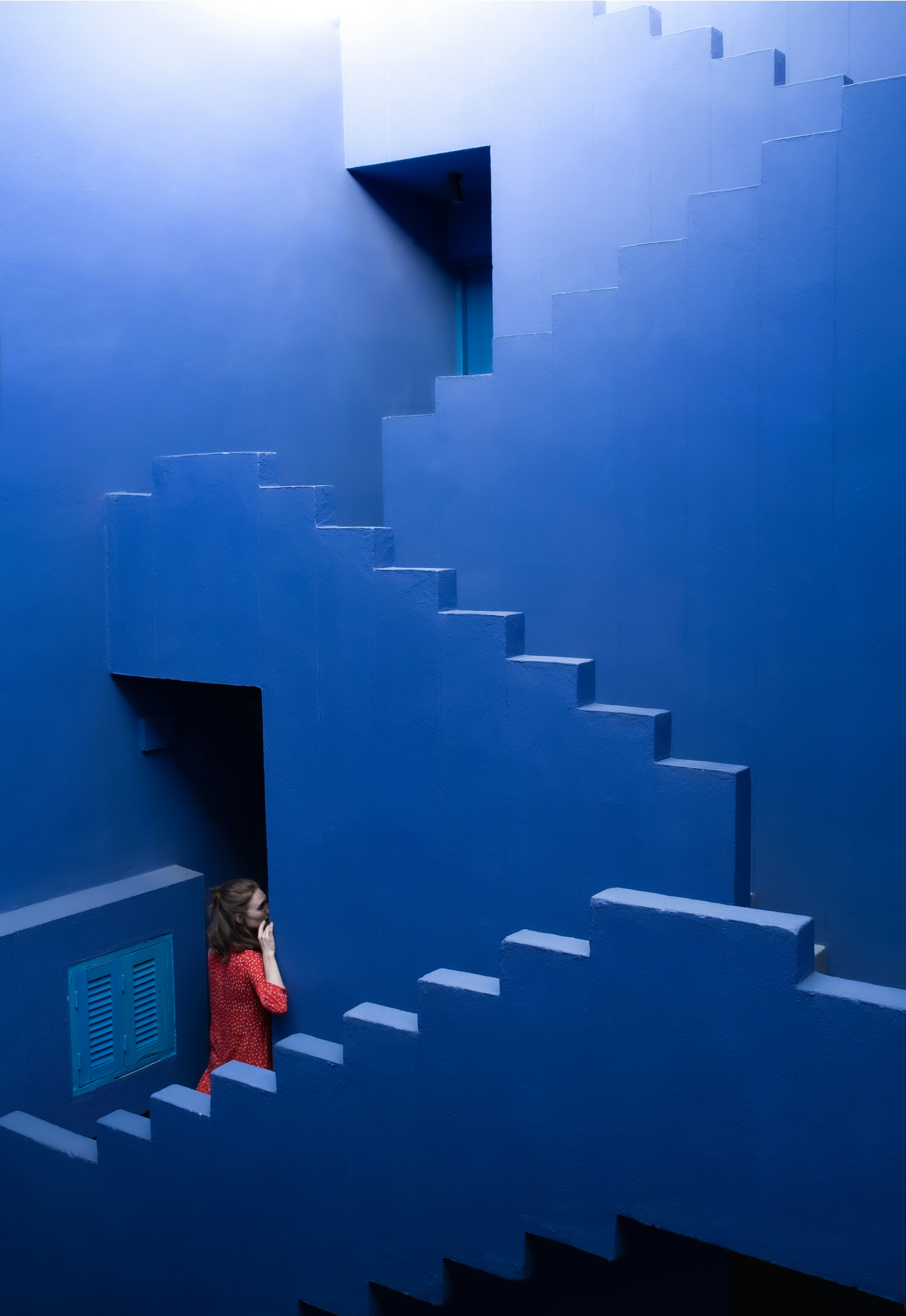 Red Figure Anchors a Blue Staircase Labyrinth
