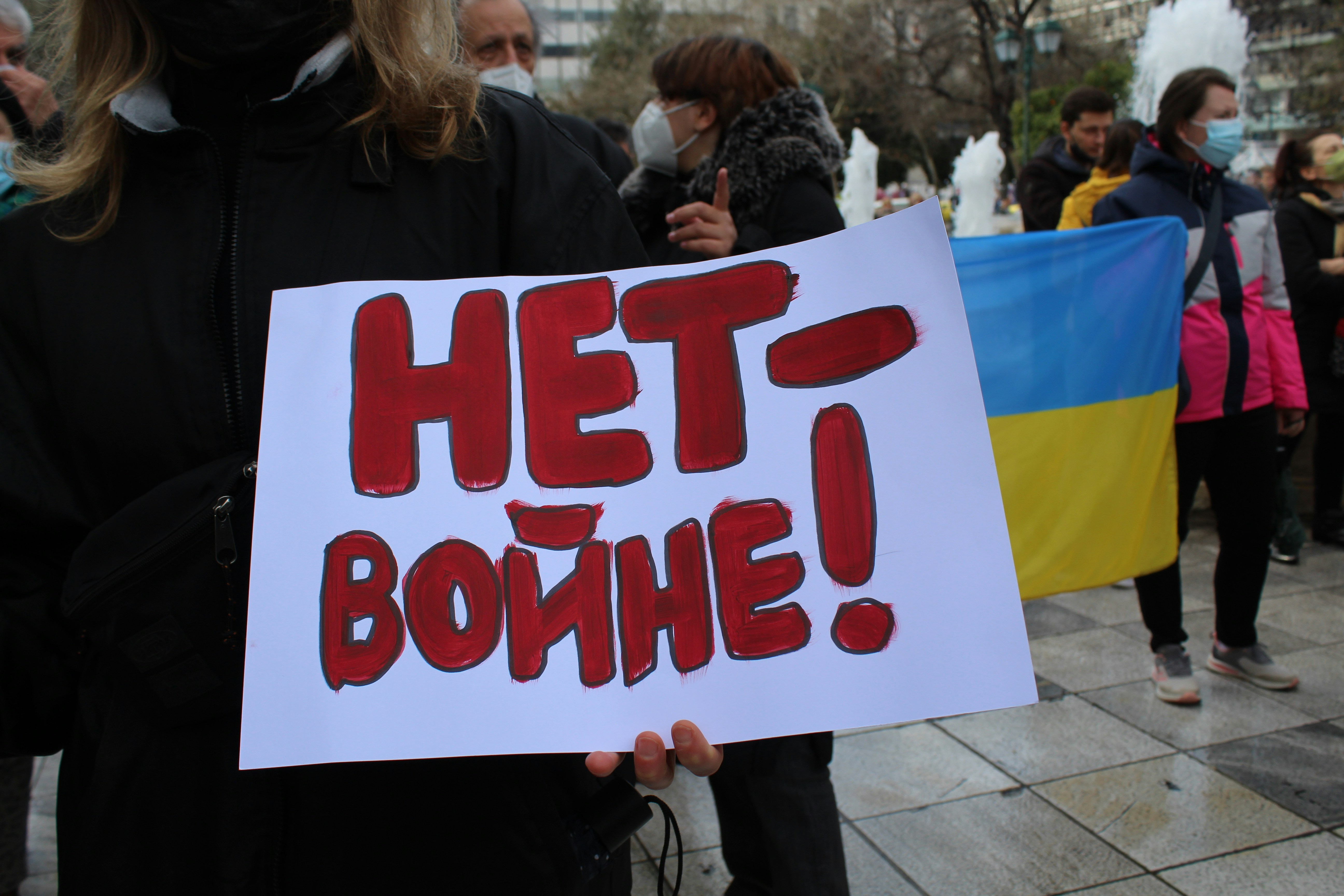 A person holding a sign that says hey, bonnie photo – Free Woman Image ...