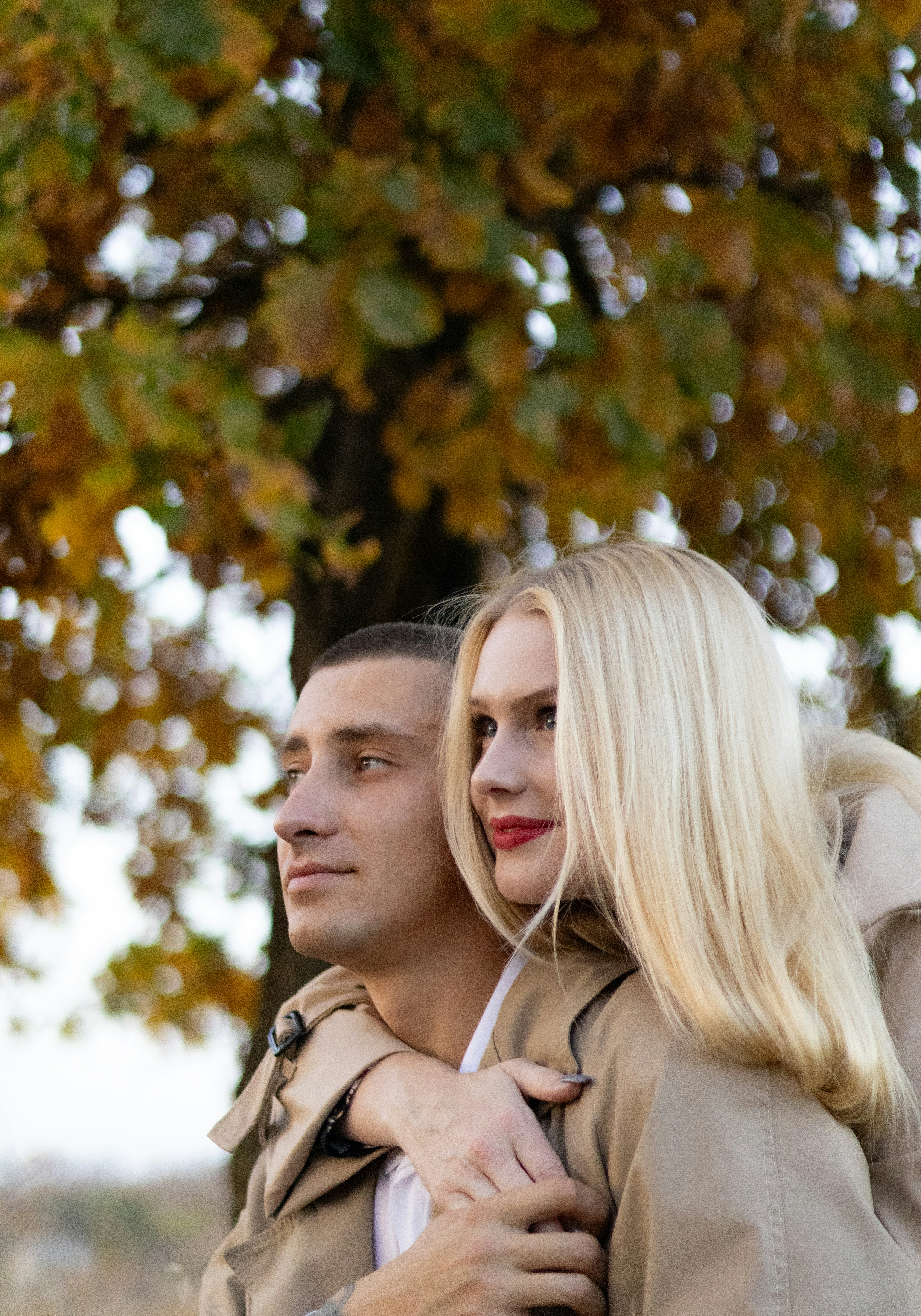 Autumn Embrace: A Close Bond Beneath Turning Leaves