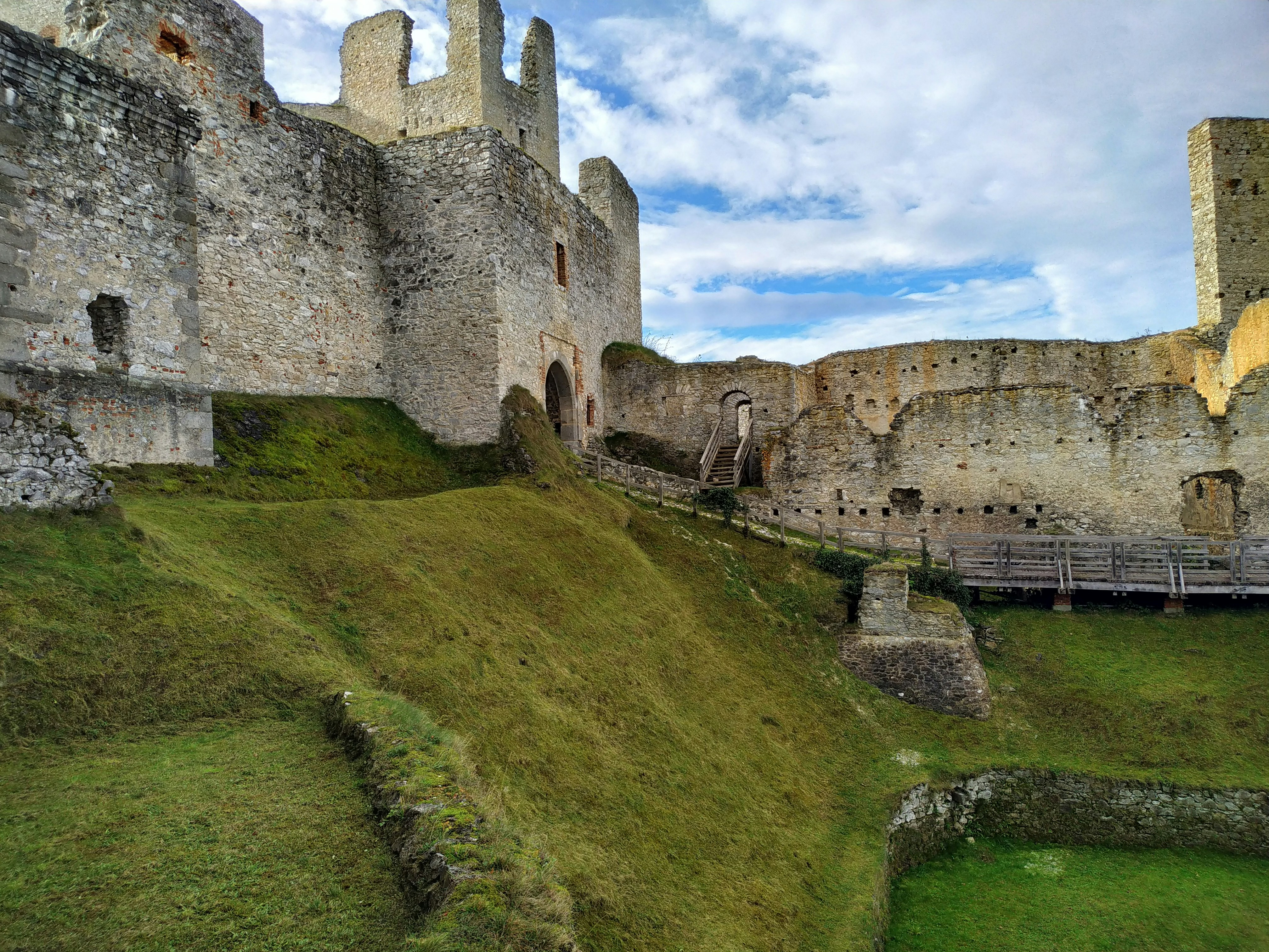 A castle with a ramp leading to the top of it photo – Free Rabí-sušice ...