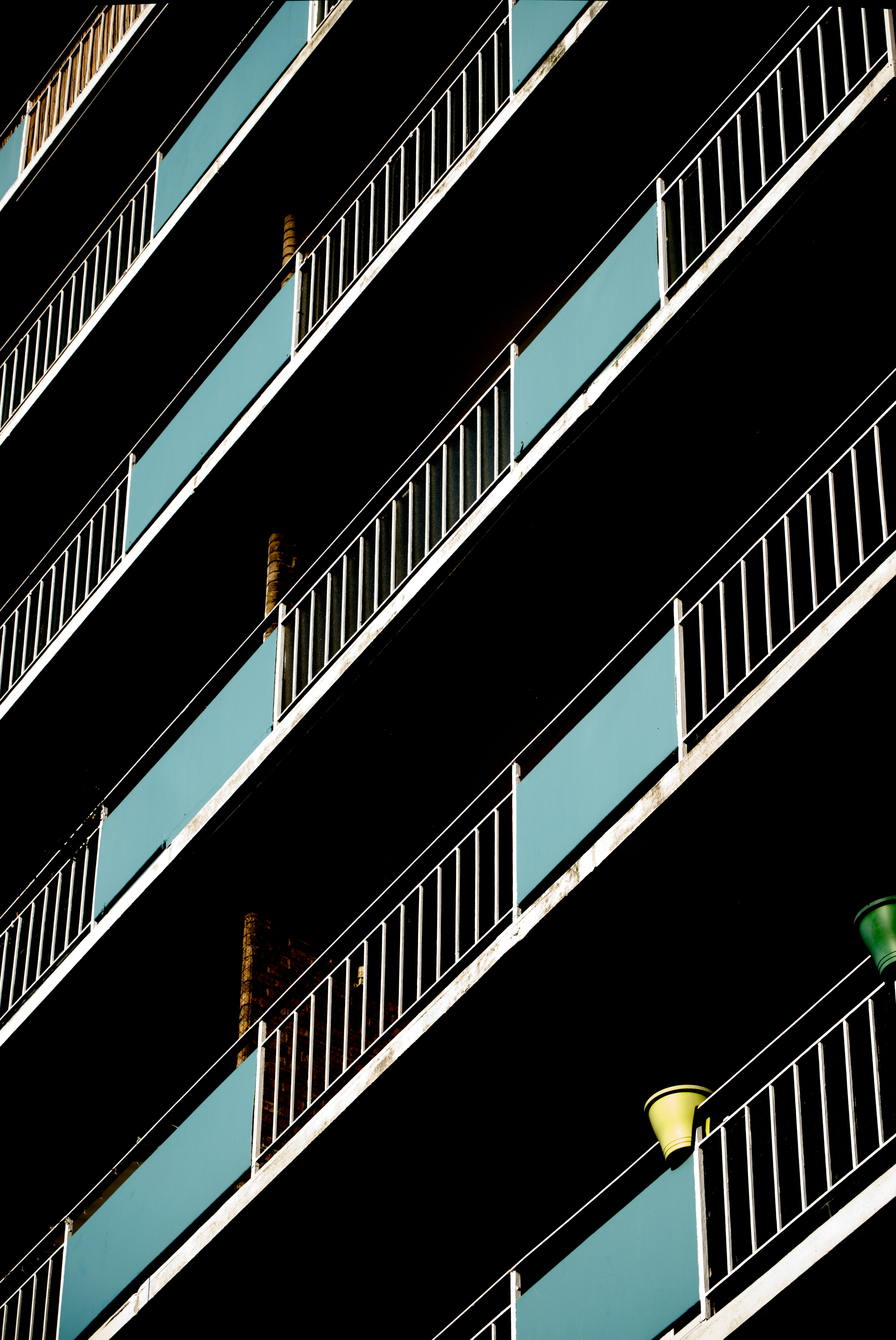 A tall building with balconies and a traffic light photo – Free United ...