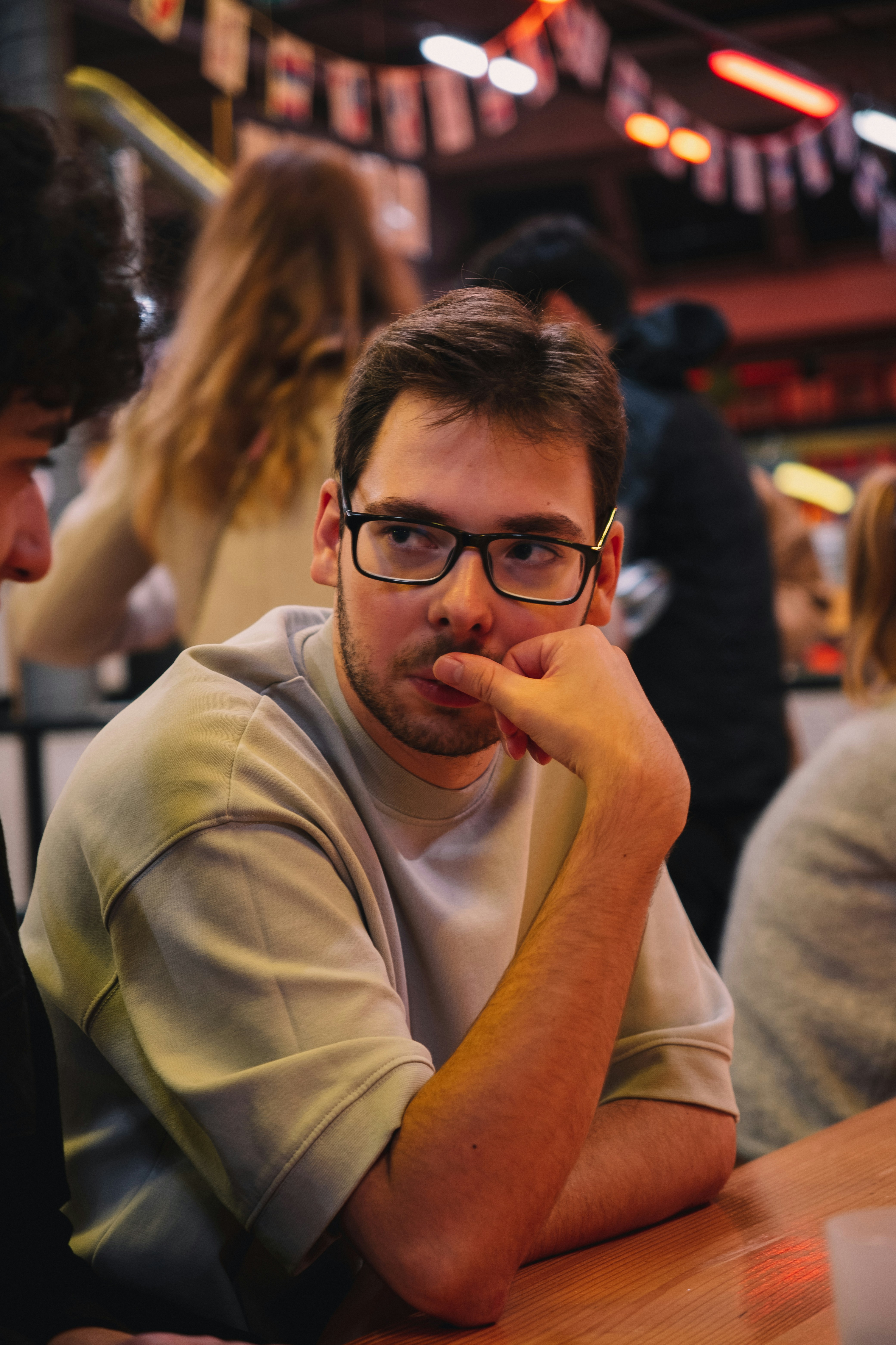 A man sitting at a table with his hand on his chin photo – Free France ...