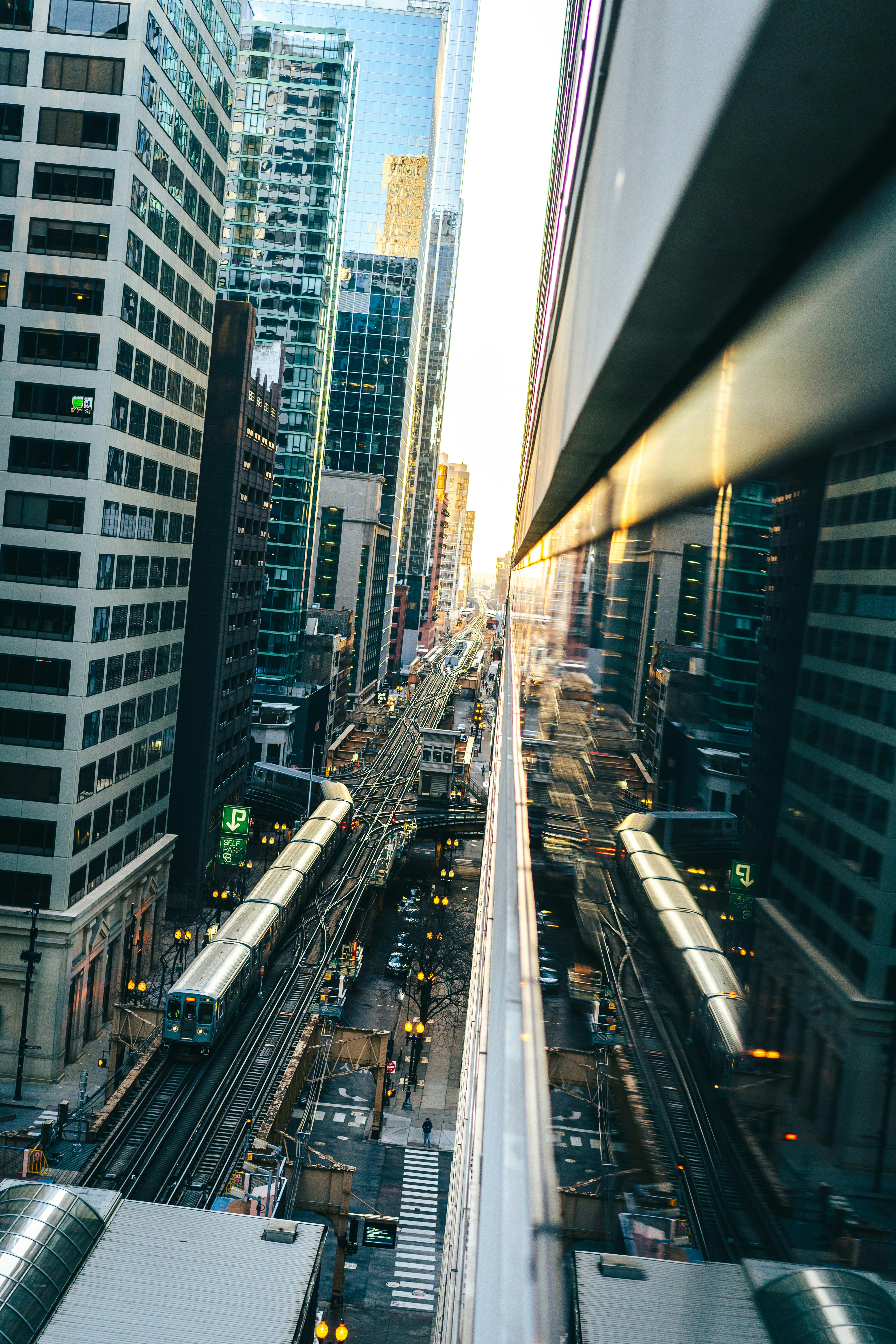 Foto Un tren que viaja a través de una ciudad junto a edificios altos ...