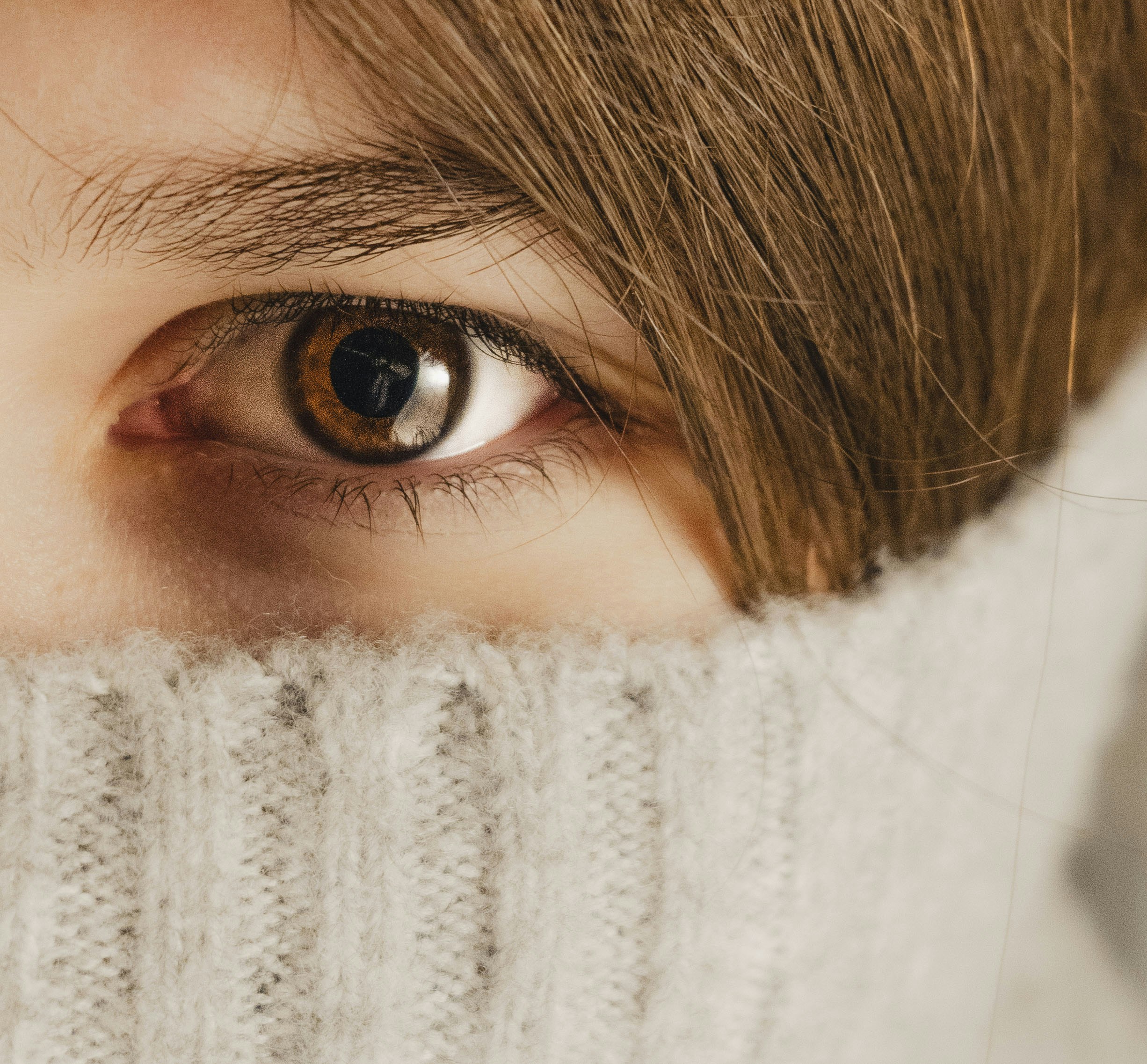 Un primer plano de una persona con un suéter foto – Imagen de Persona ...