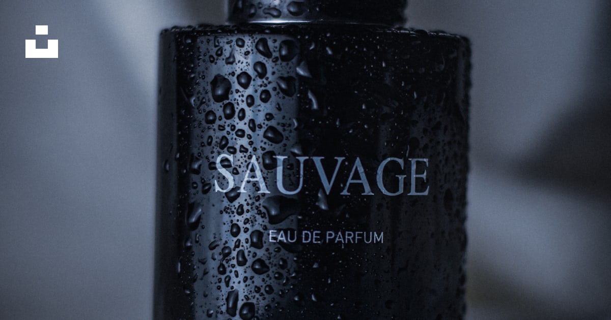 테이블 위에 놓인 디올 소바쥬dior Sauvage 한 병 사진 Unsplash의 무료 아르메니아 이미지