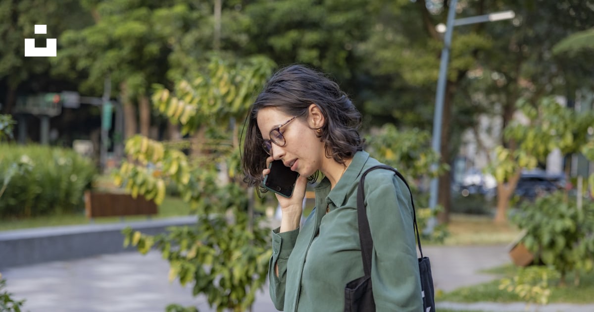 공원에서 휴대전화로 통화하는 여성 사진 Unsplash의 무료 프리랜서 이미지