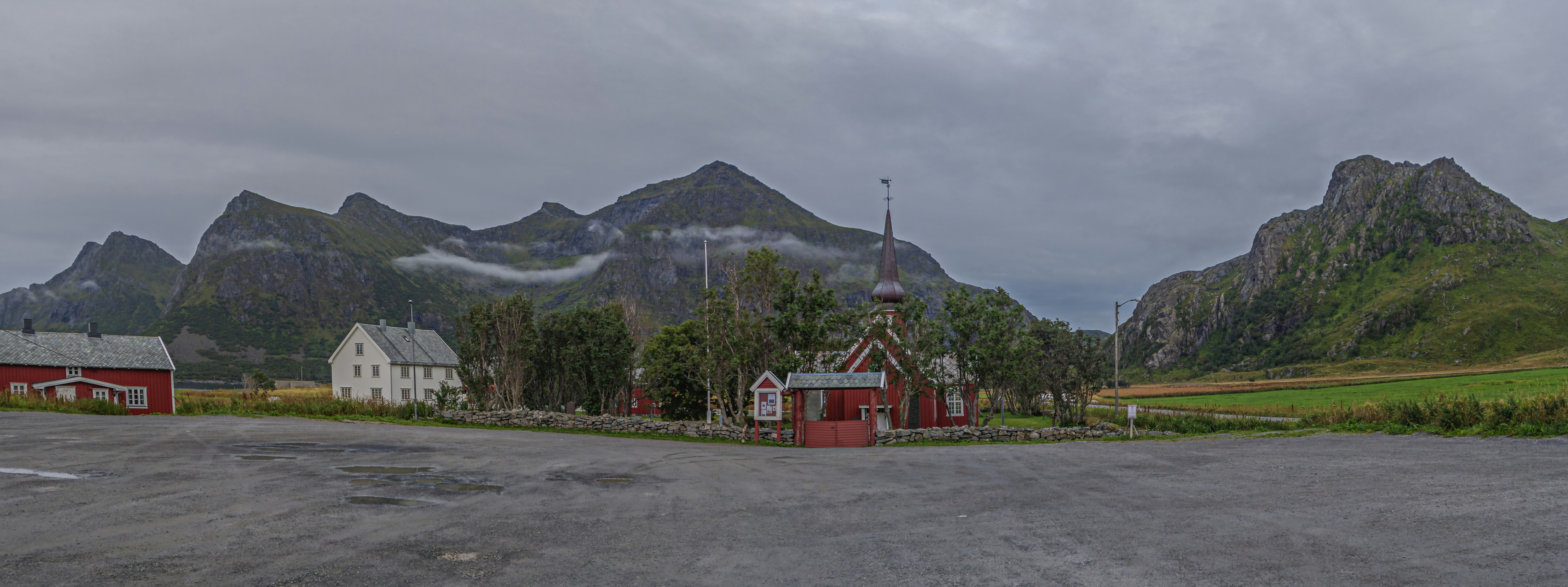 A small red building sitting in the middle of a road photo – Free City ...
