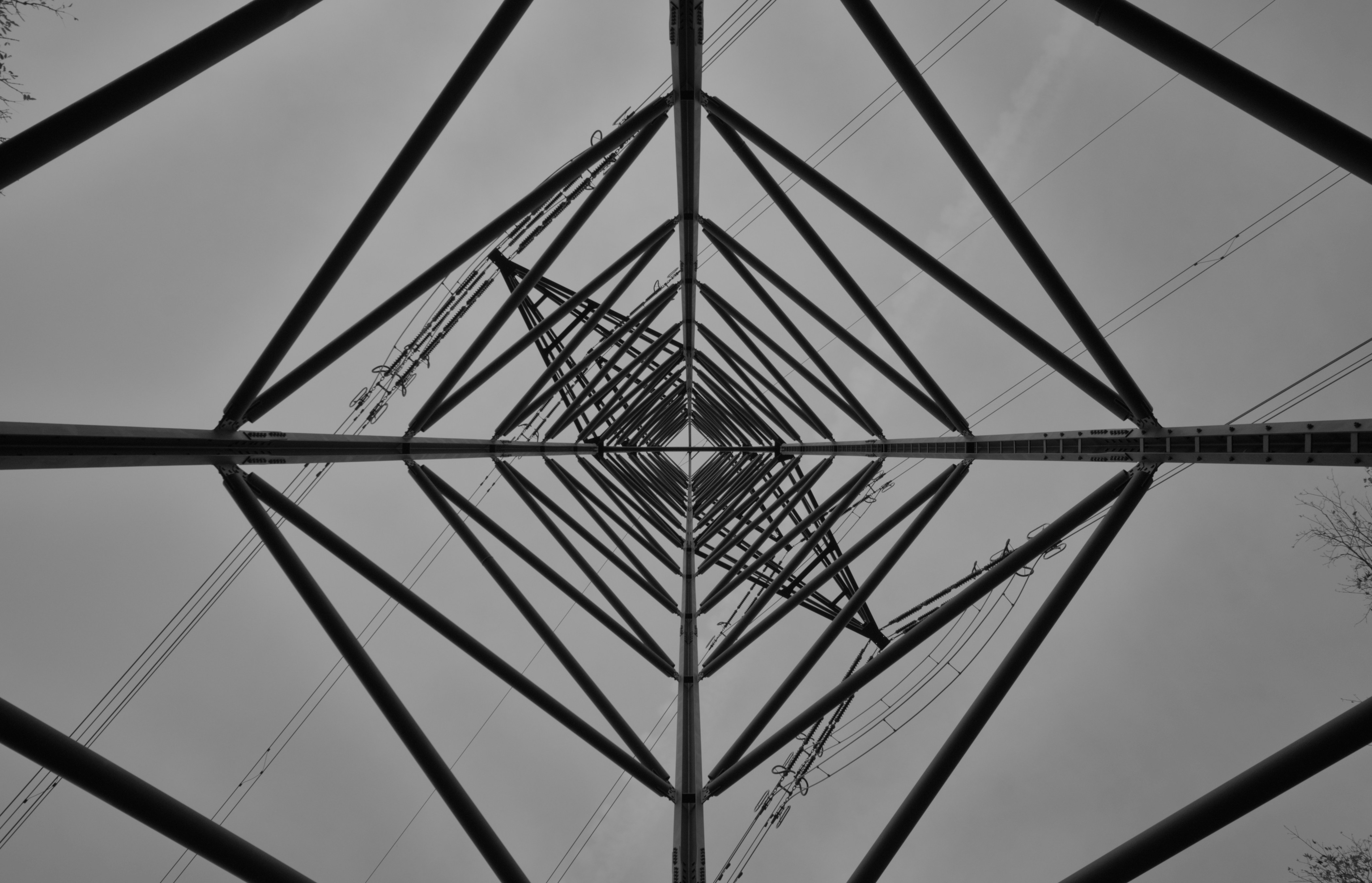 A black and white photo of a square structure photo – Free Strommast ...
