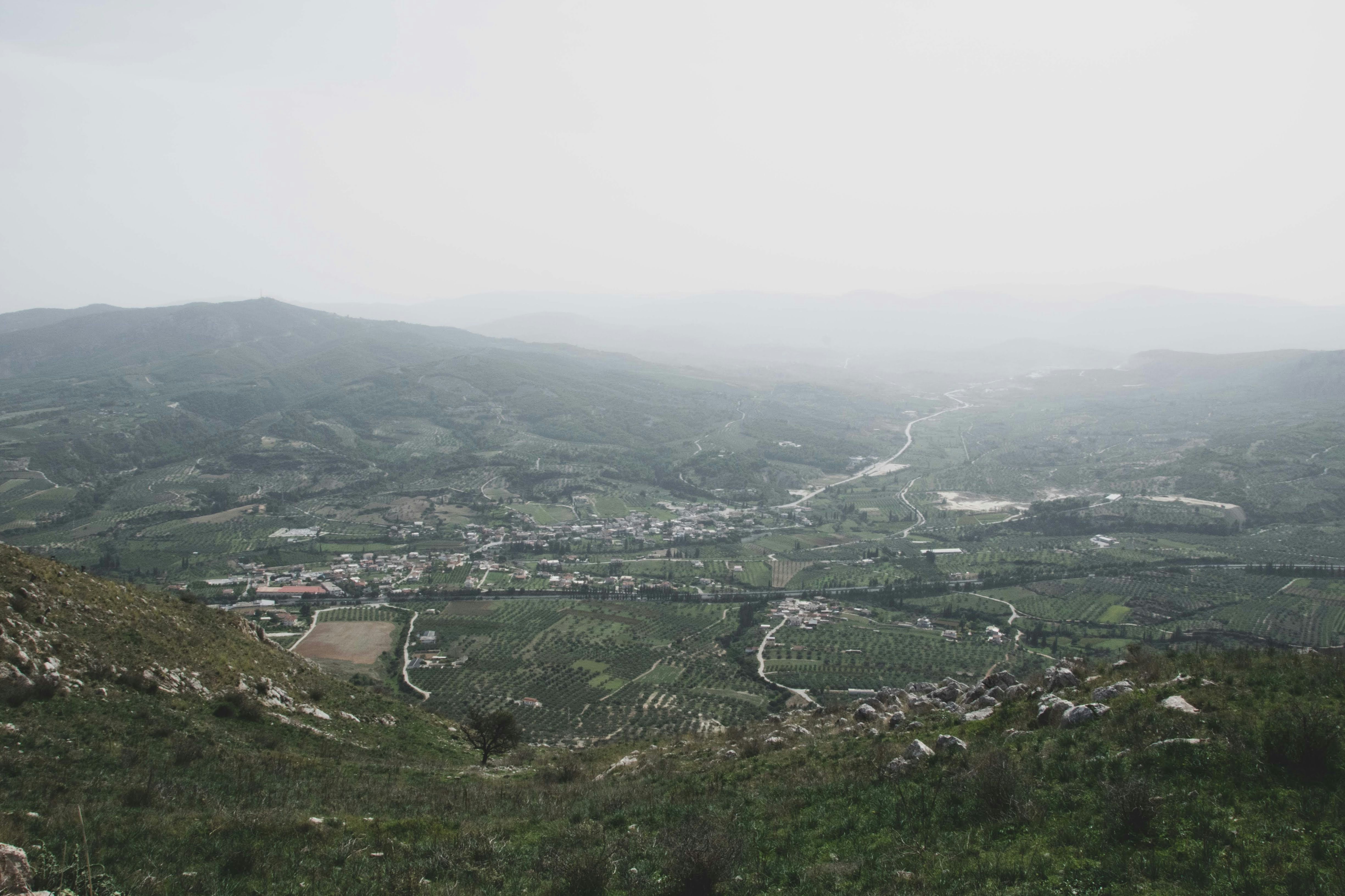 Una vista de un valle con un río que lo atraviesa foto – Imagen de ...