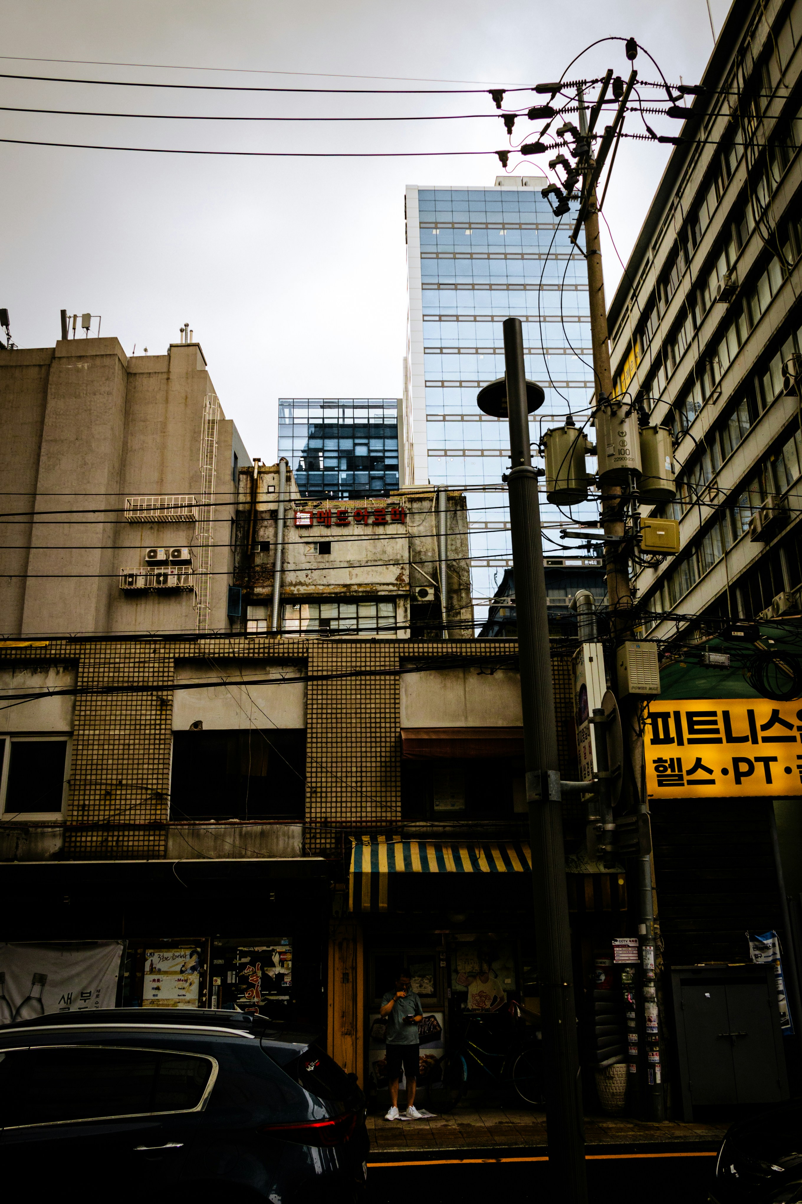 Between Bricks and Glass: A Street-Level Moment Under Urban Grids