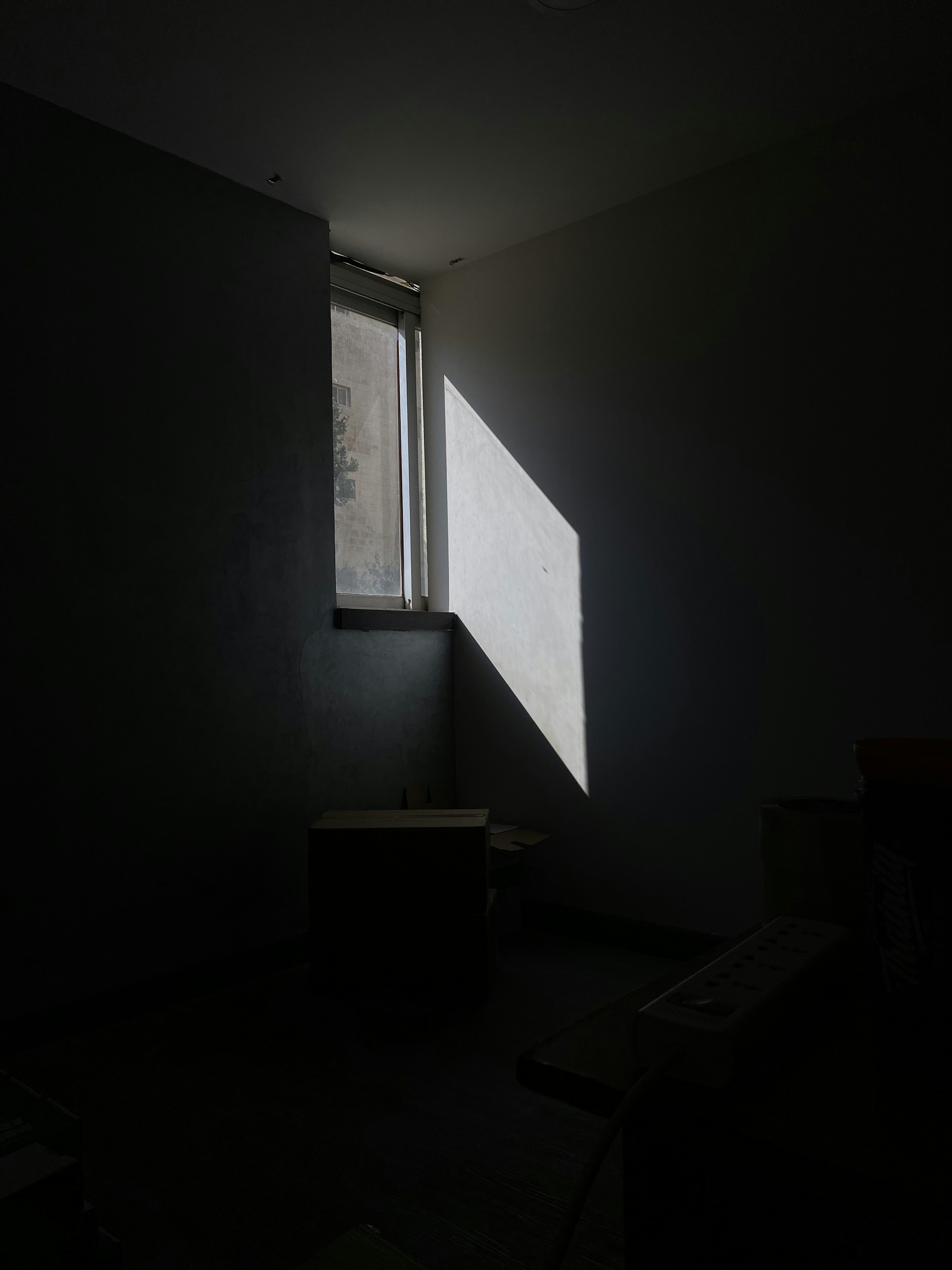 A dark room with a light coming through a window photo – Free Photo Image on Unsplash