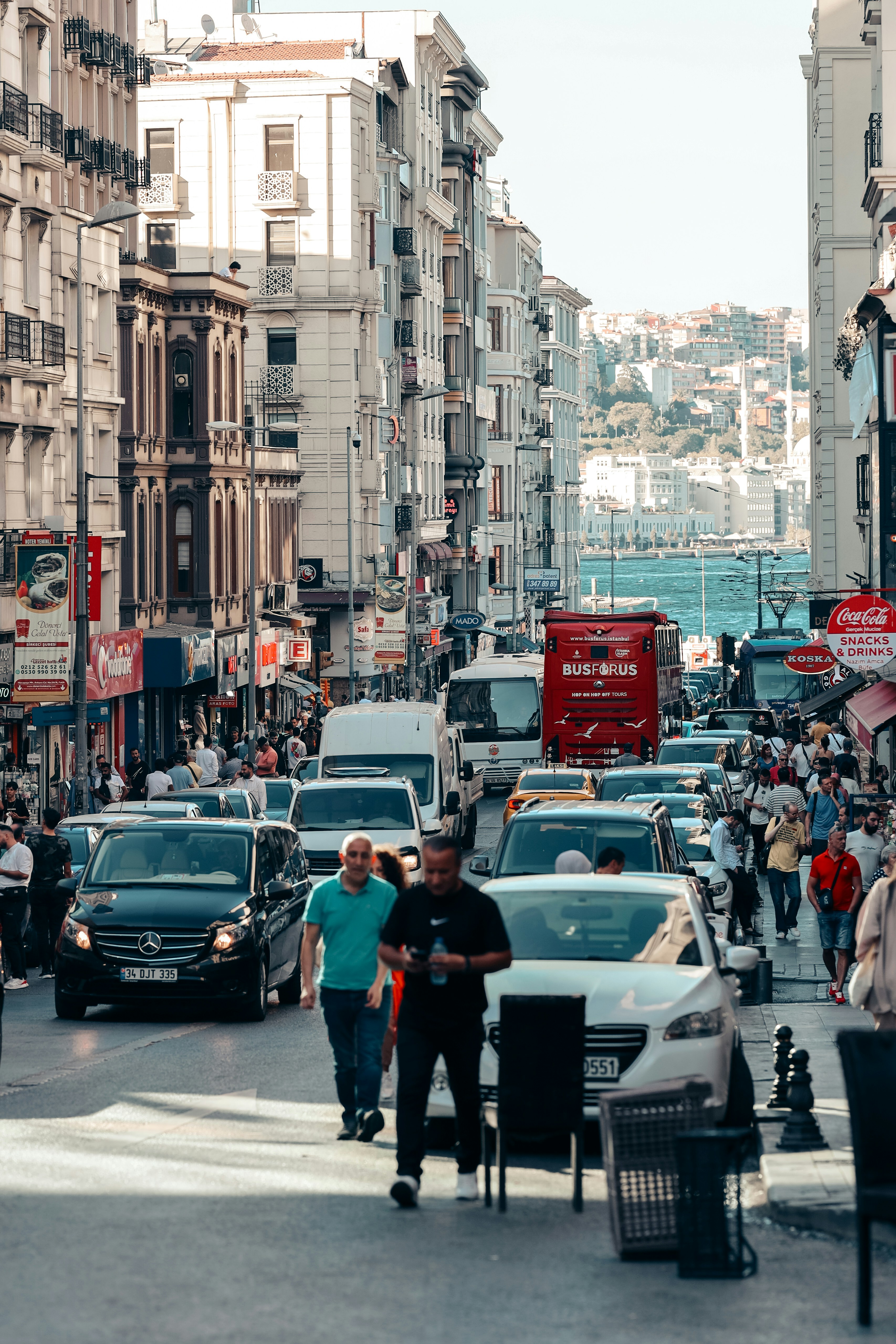 A busy city street filled with lots of traffic photo – Free City Image ...