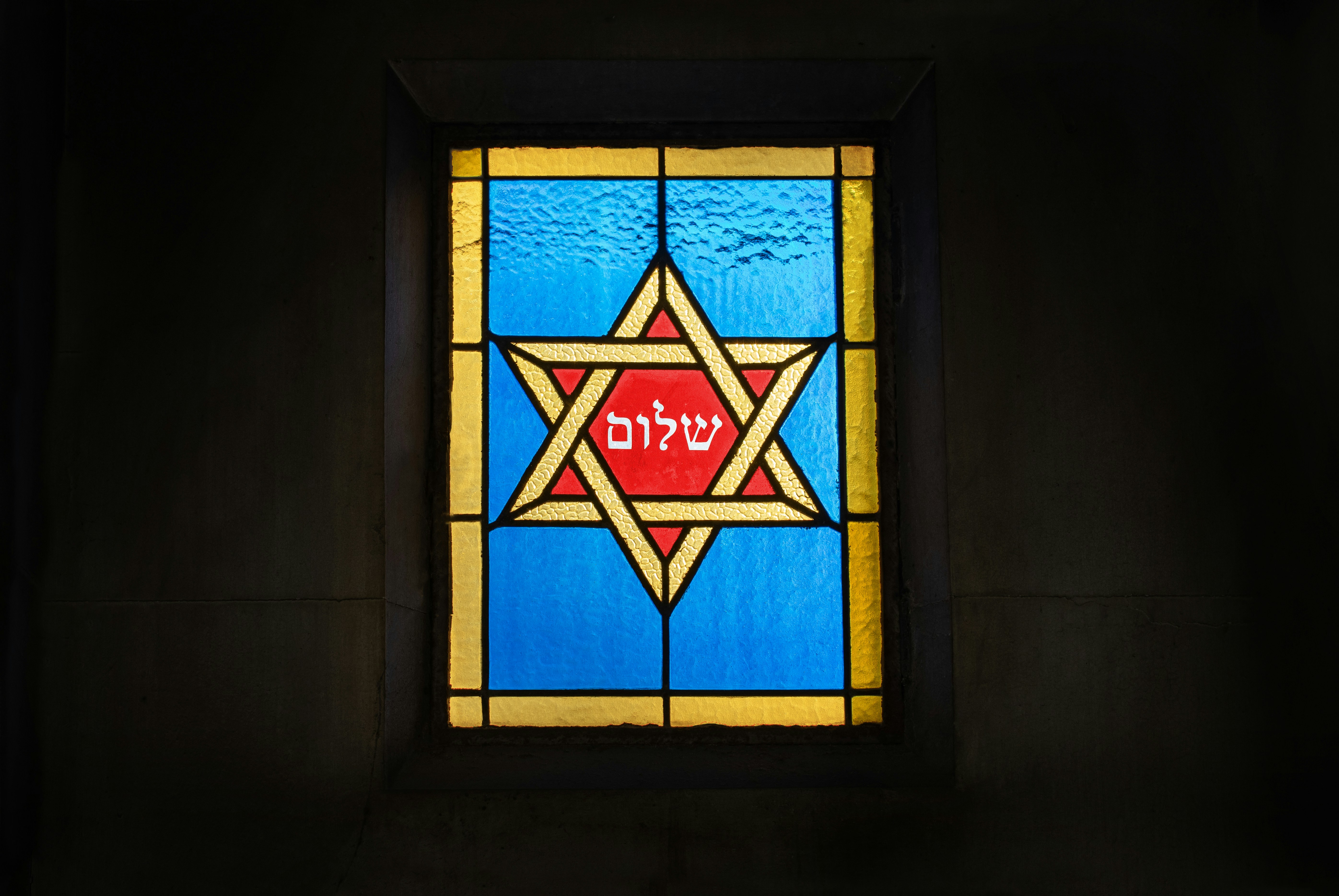 다윗의 별이 그려진 스테인드 글라스 창문 사진 – Unsplash의 무료 영성 이미지