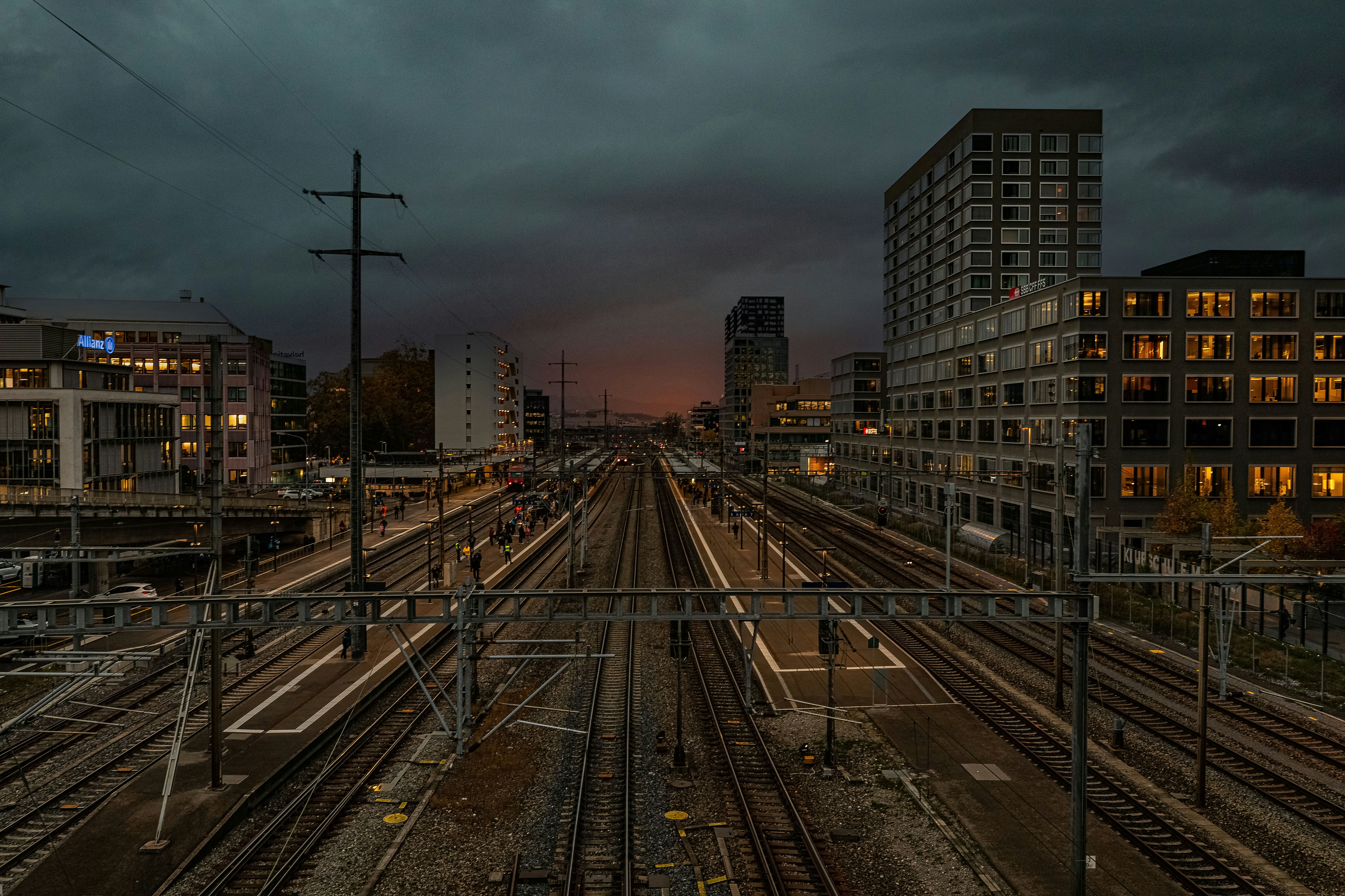 A view of a train yard at night photo – Free Bahnhof Image on Unsplash