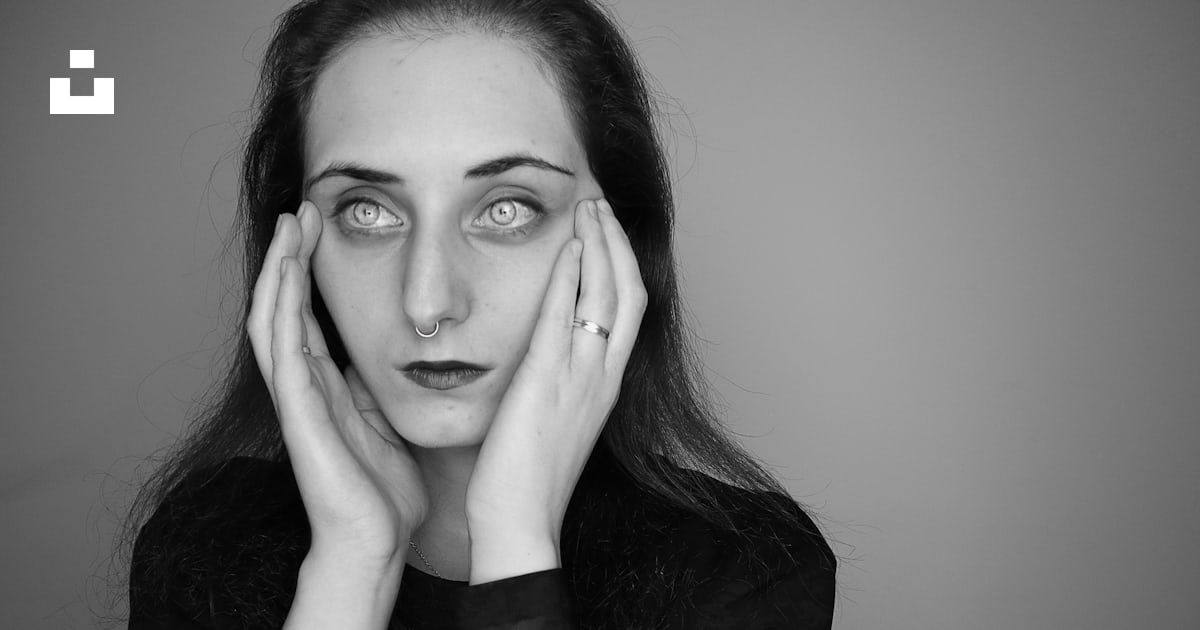 Foto Una Foto En Blanco Y Negro De Una Mujer Con Las Manos En La Cara