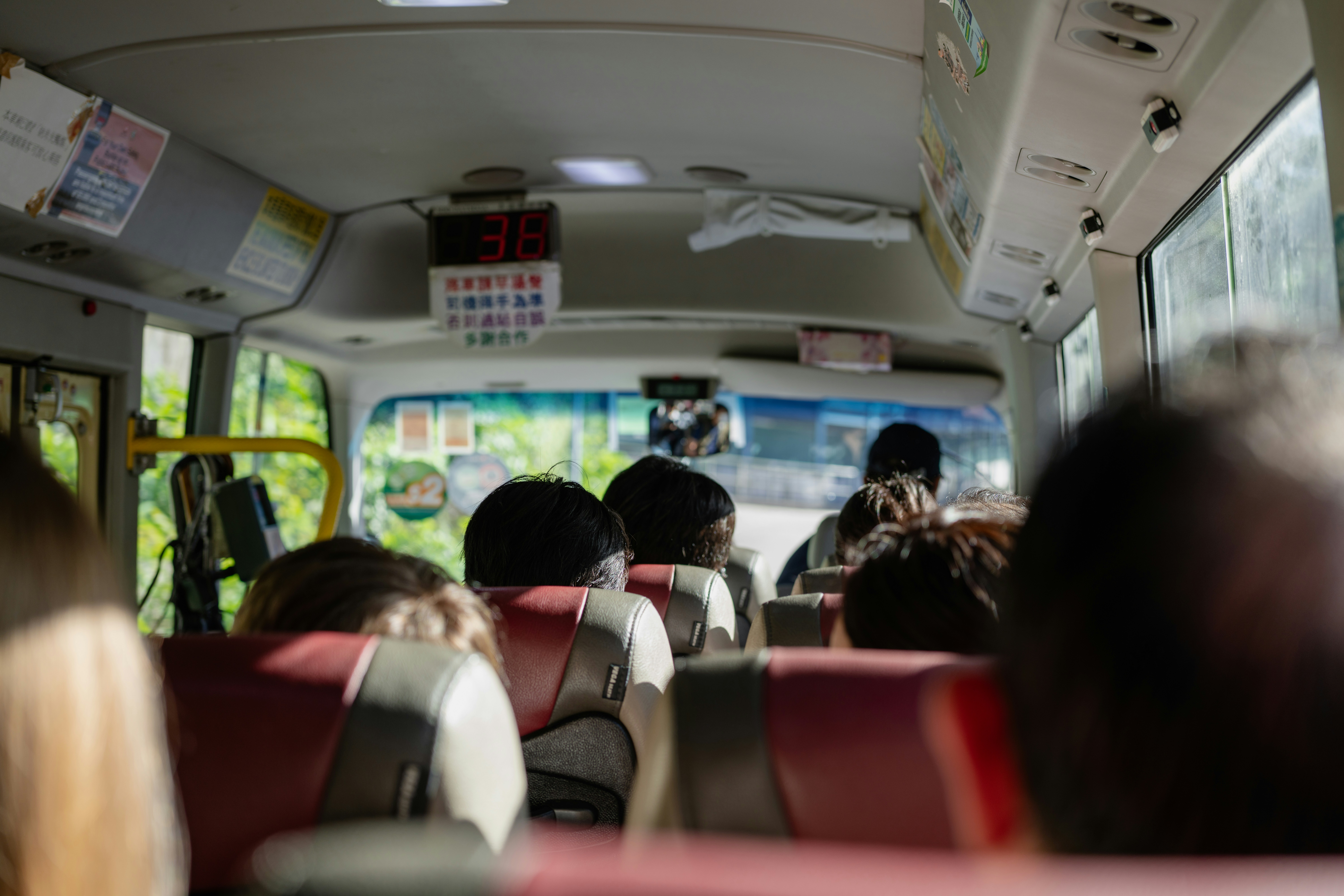 Foto Un grupo de personas sentadas en un autobús – Imagen Persona ...