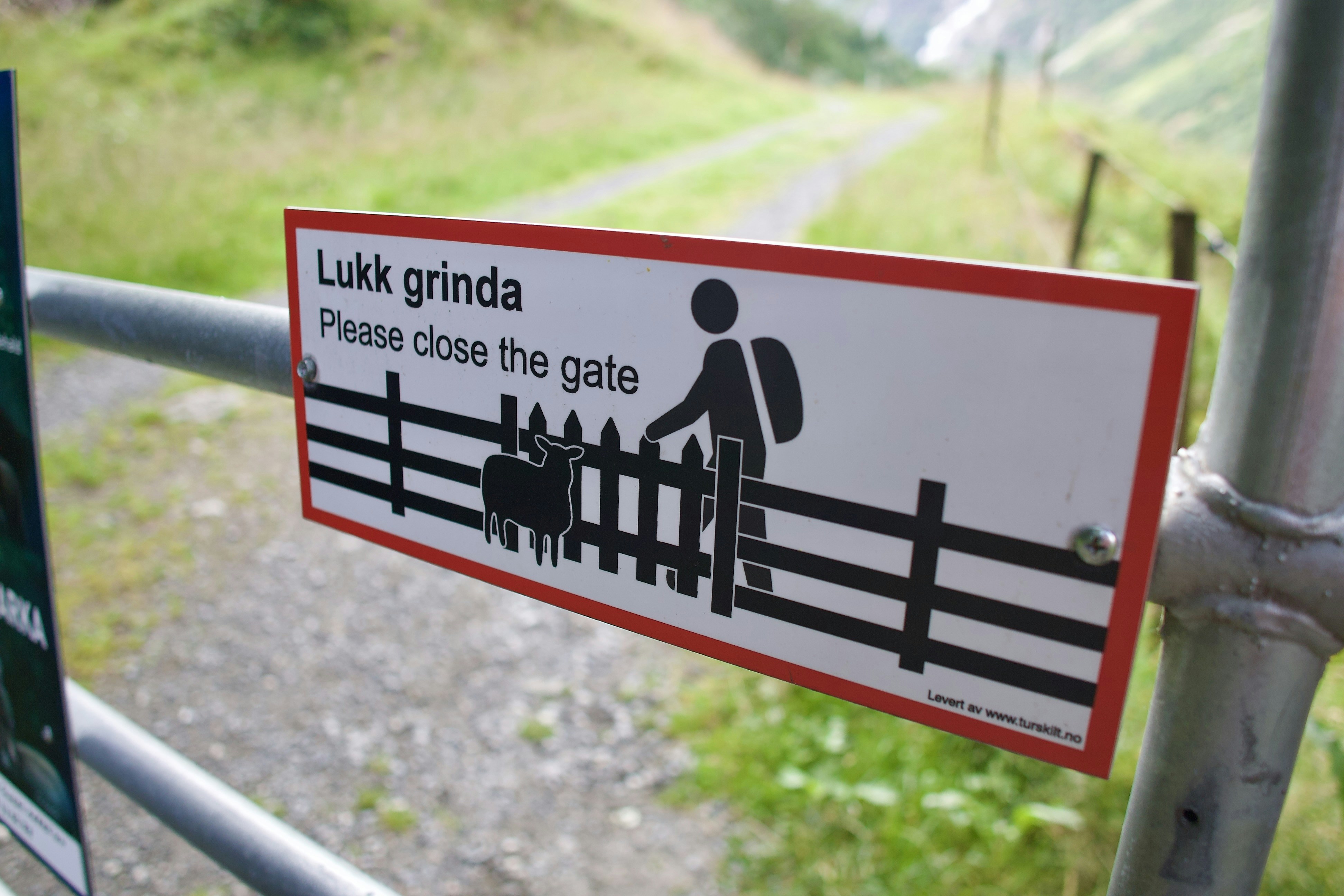 A sign on a gate warning people not to cross the gate photo – Free ...