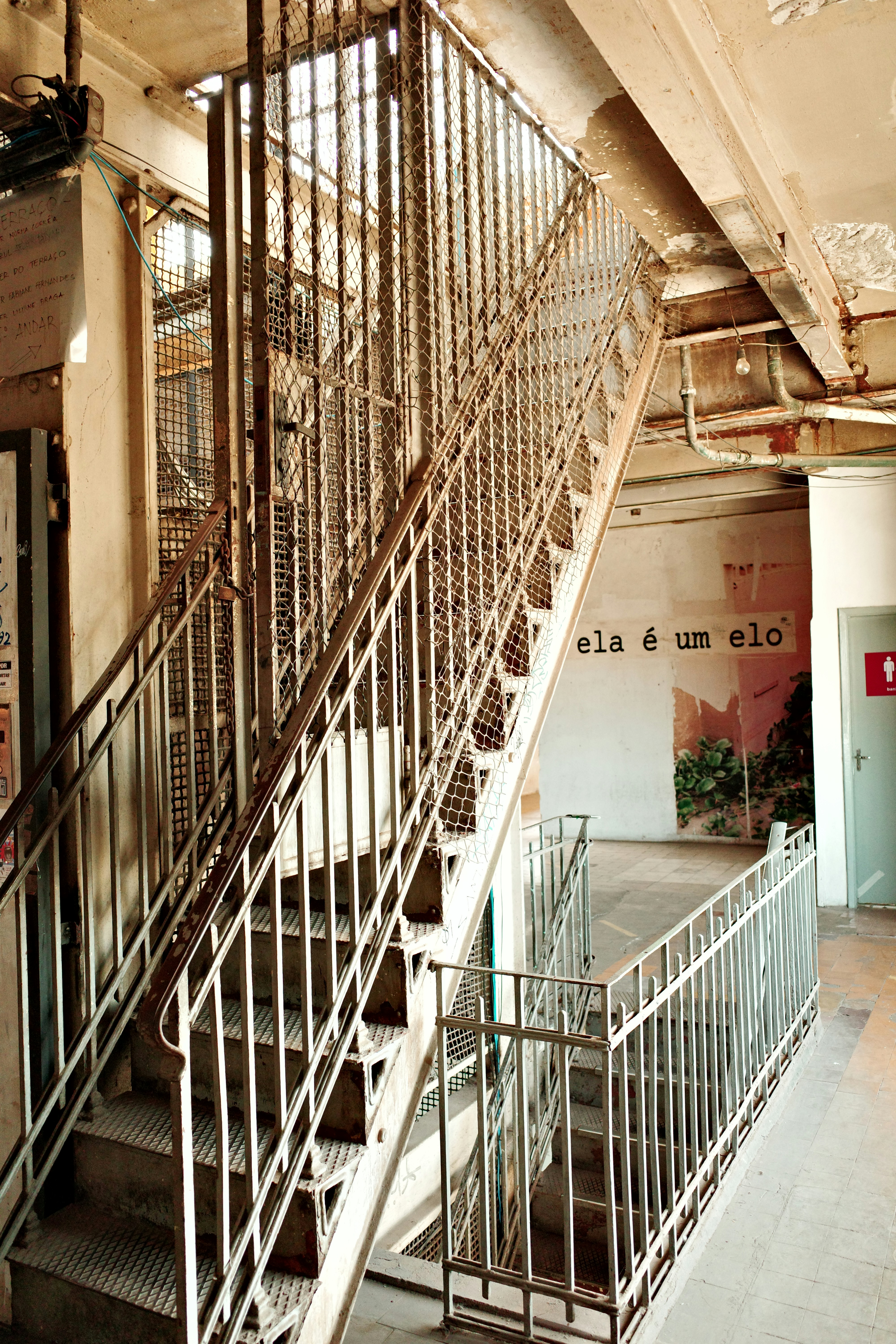 A set of metal stairs in a building photo – Free Brazil Image on Unsplash