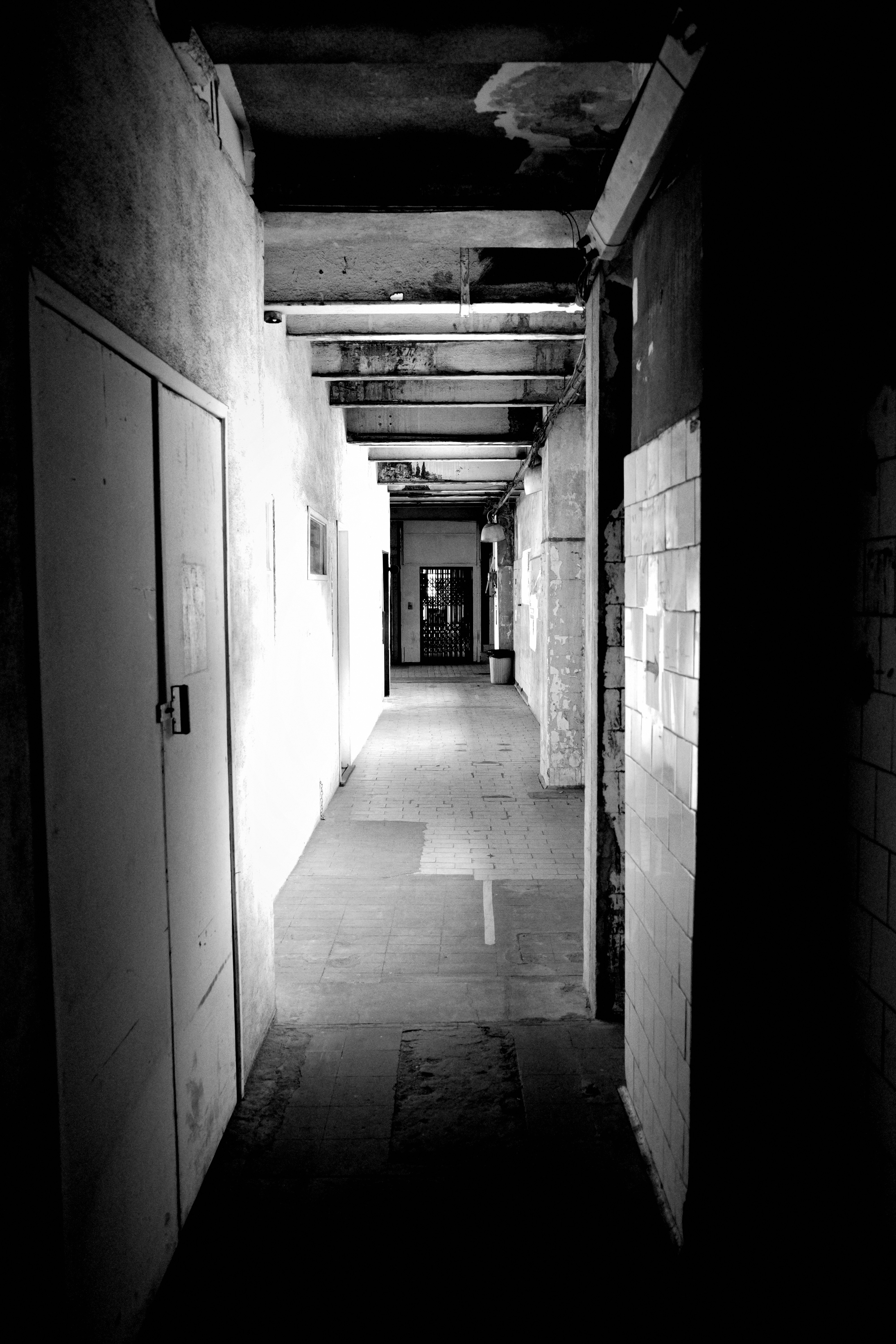 A dark hallway with two doors leading to another room photo – Free Rio ...