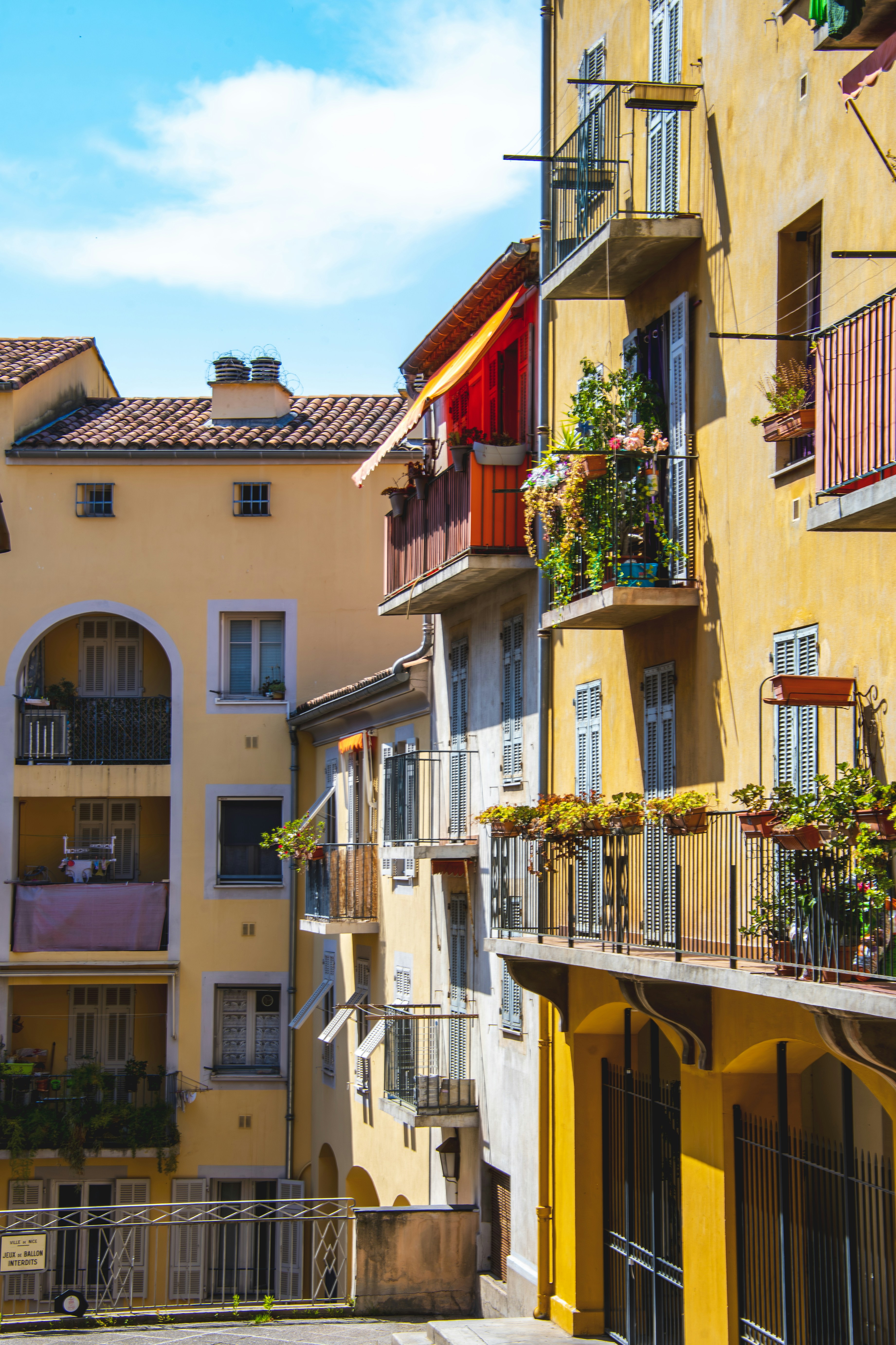 A row of buildings with balconies and balconies on the balcon photo ...