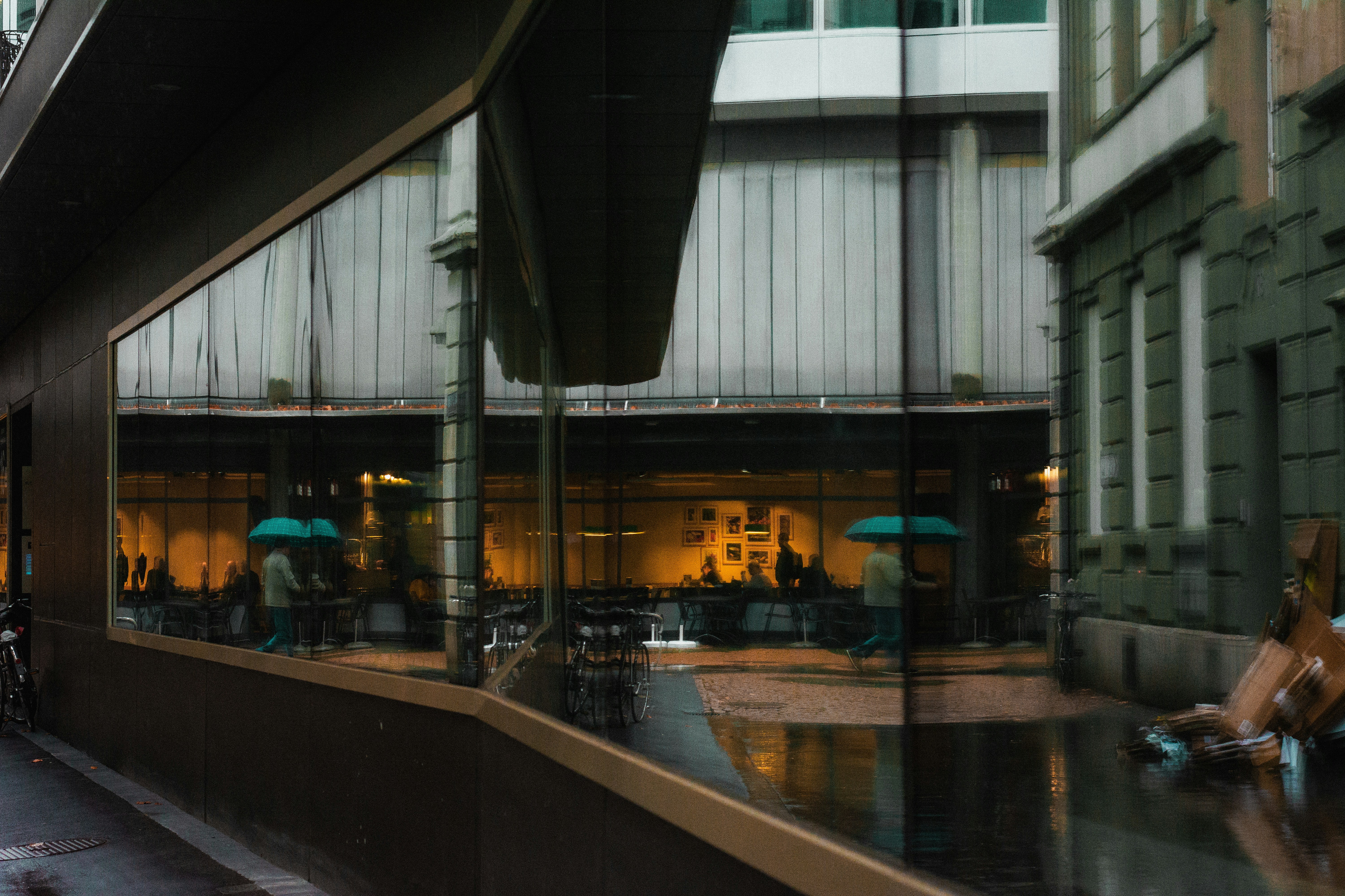 Reflejo de una persona sentada en un banco de un edificio foto – Imagen de Biel gratuita en Unsplash