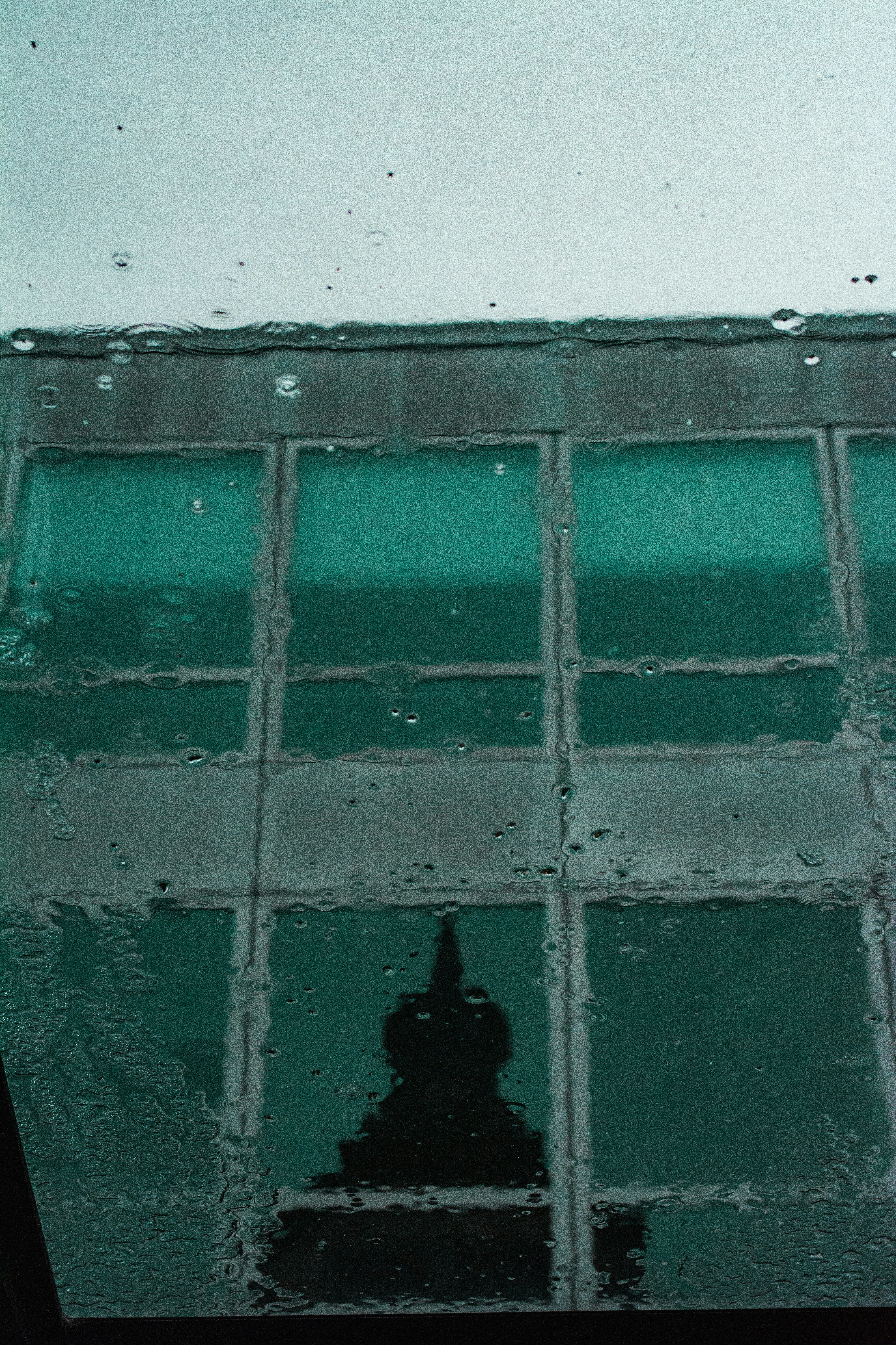 Le reflet d’un bâtiment dans une fenêtre photo – Photo La Suisse ...